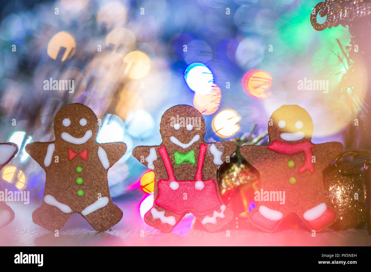 Cute gingerbread man with christmas tree and blurry sparkle background ...
