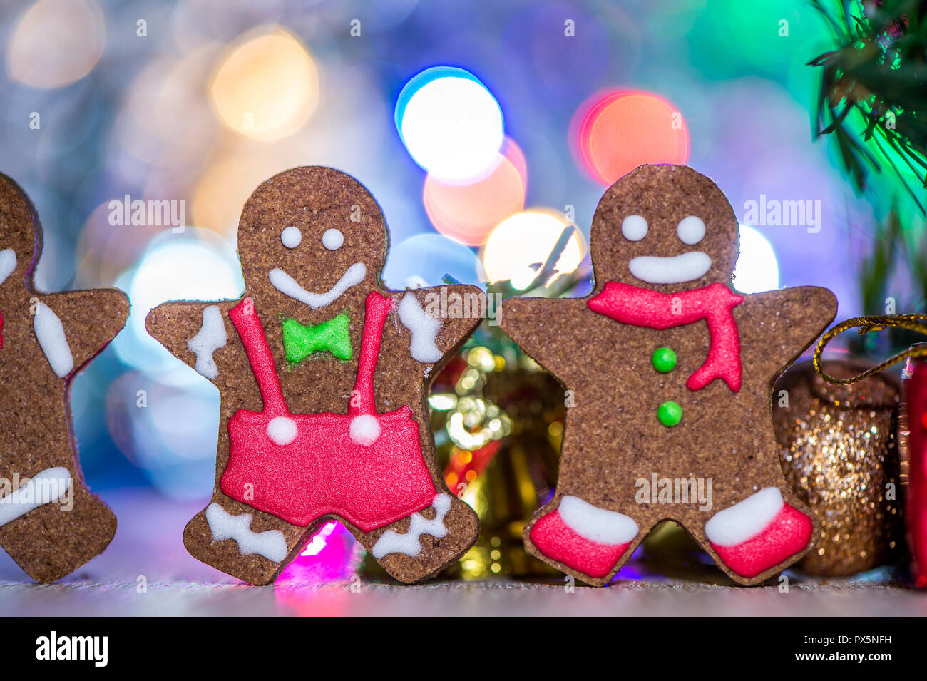 Cute gingerbread man with christmas tree and blurry sparkle background ...