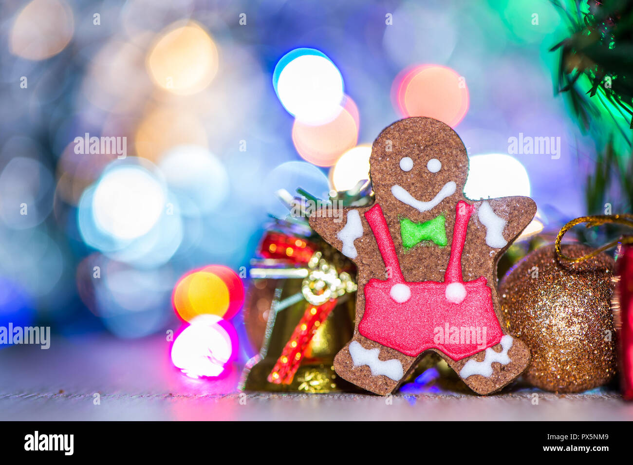 Cute gingerbread man with christmas tree and blurry sparkle background ...