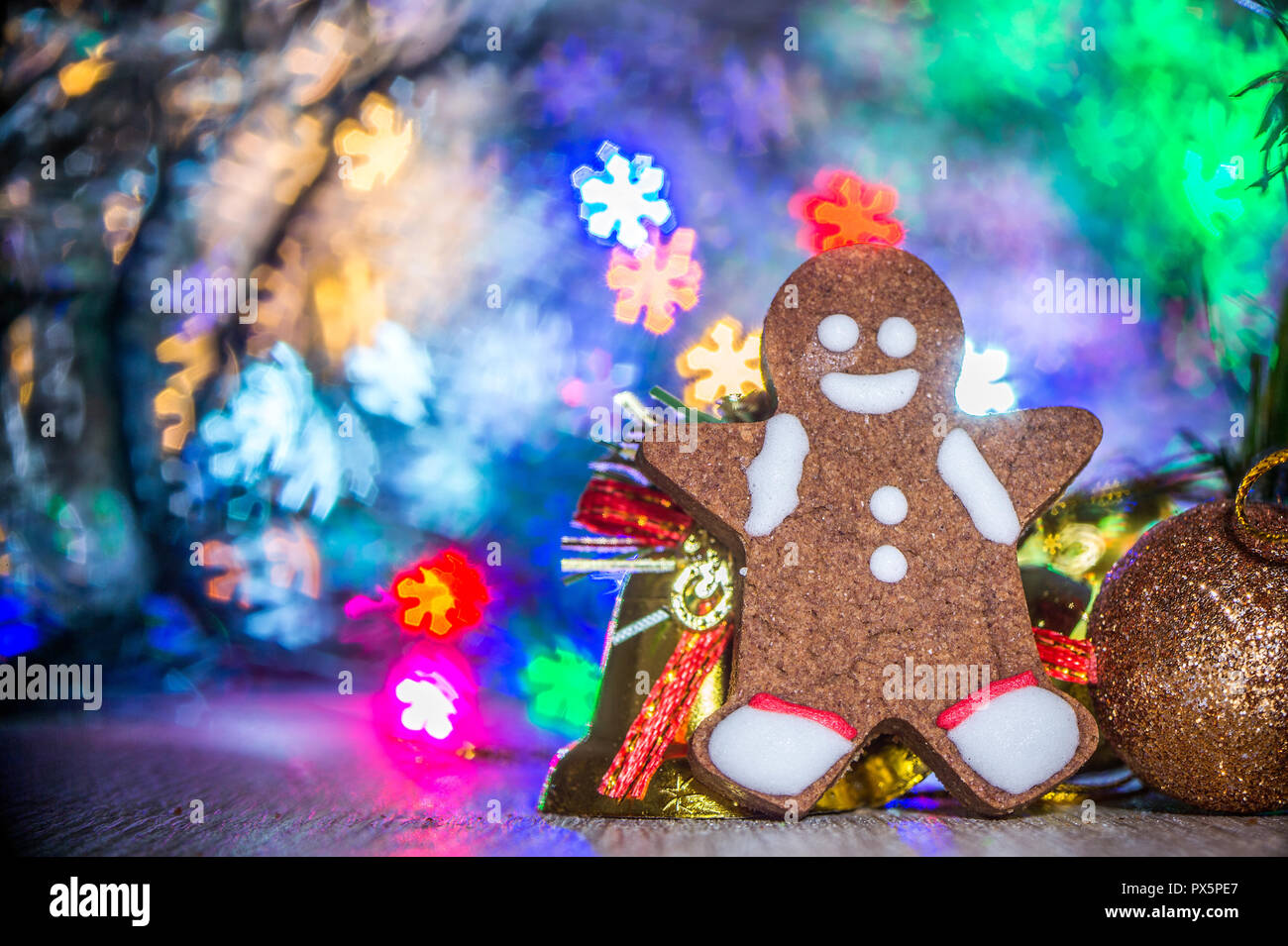 Cute gingerbread man with christmas tree and blurry sparkle background ...