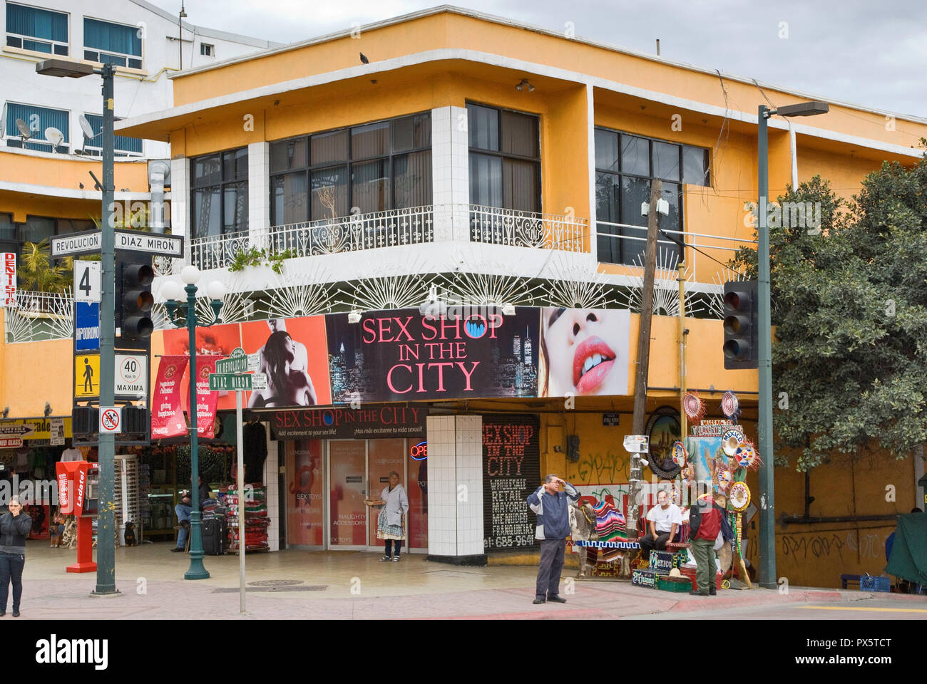 California mexico border sign hi-res stock photography and images - Alamy