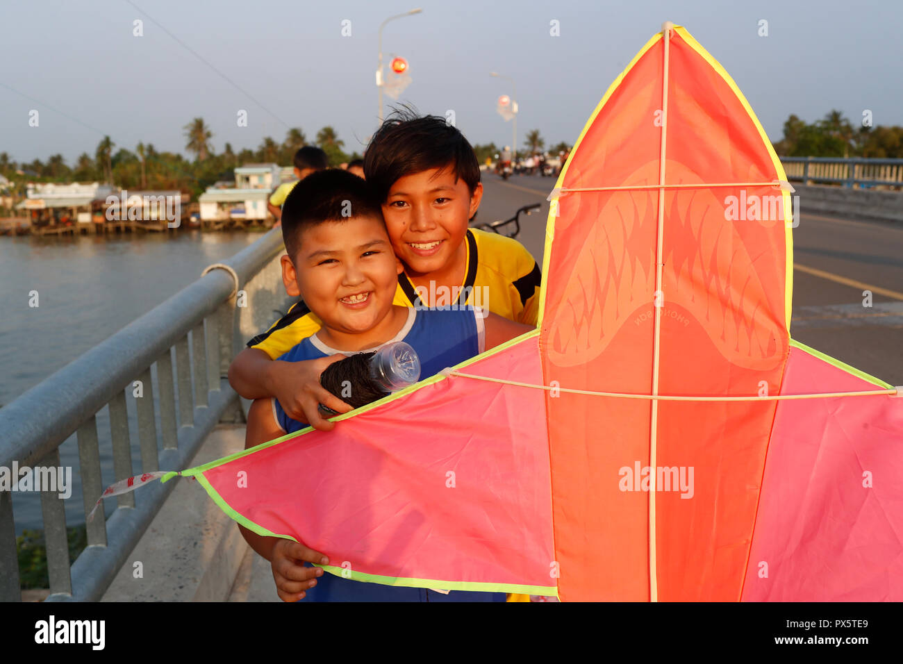 Children flying kites hi-res stock photography and images - Alamy