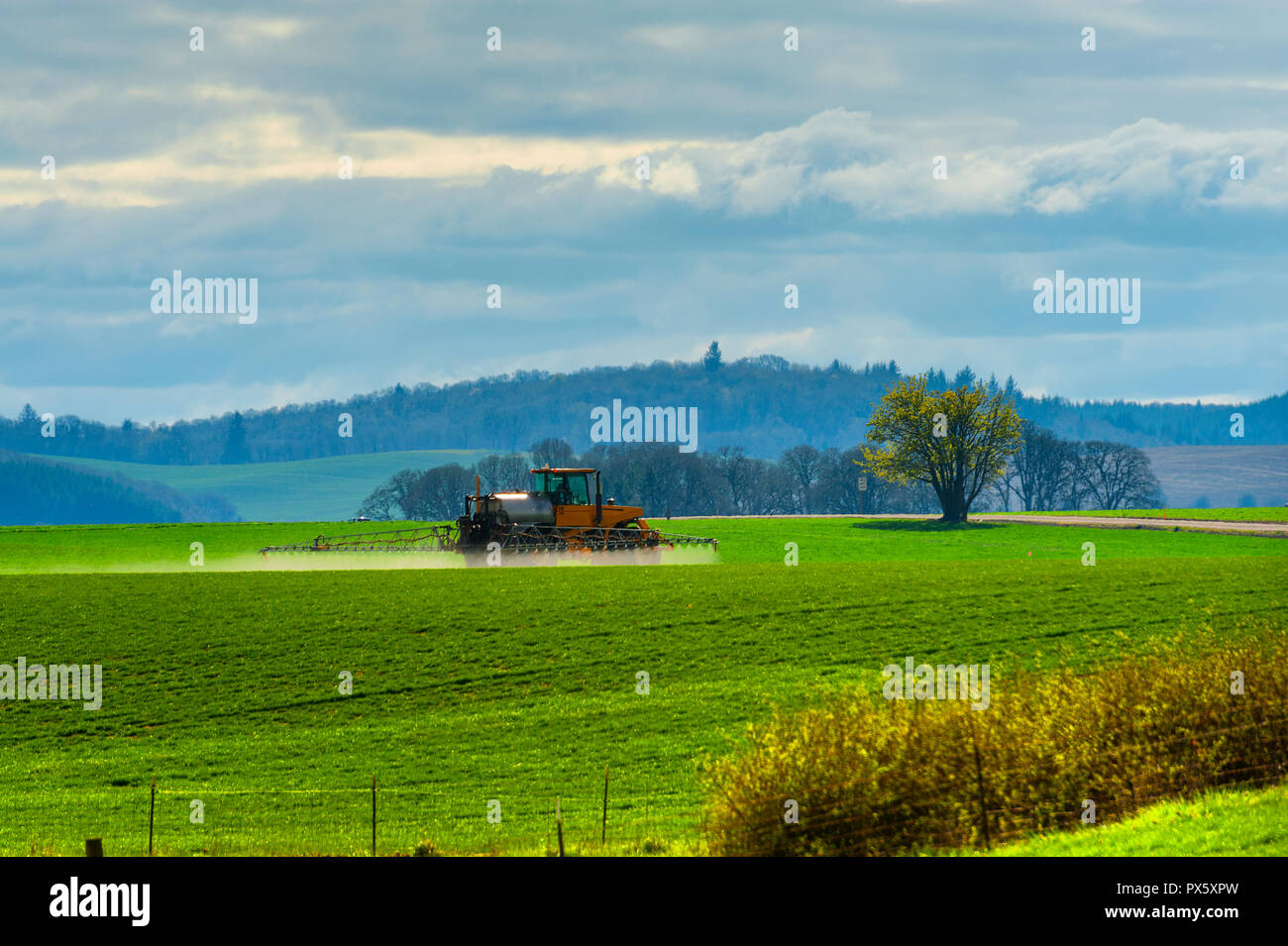 Tractor pesticides usa hi-res stock photography and images - Alamy