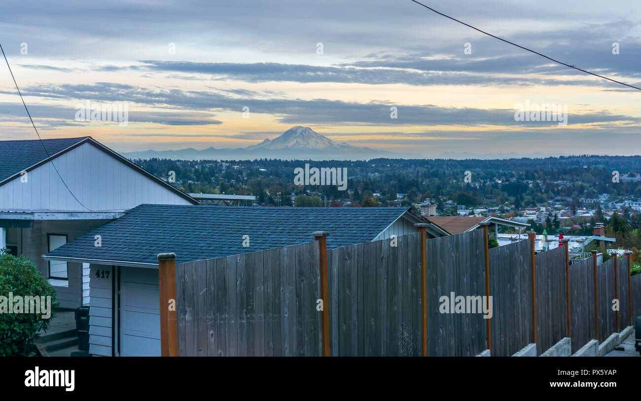 A view of Mount Rainier at sunset from Des Moines, Washington Stock ...