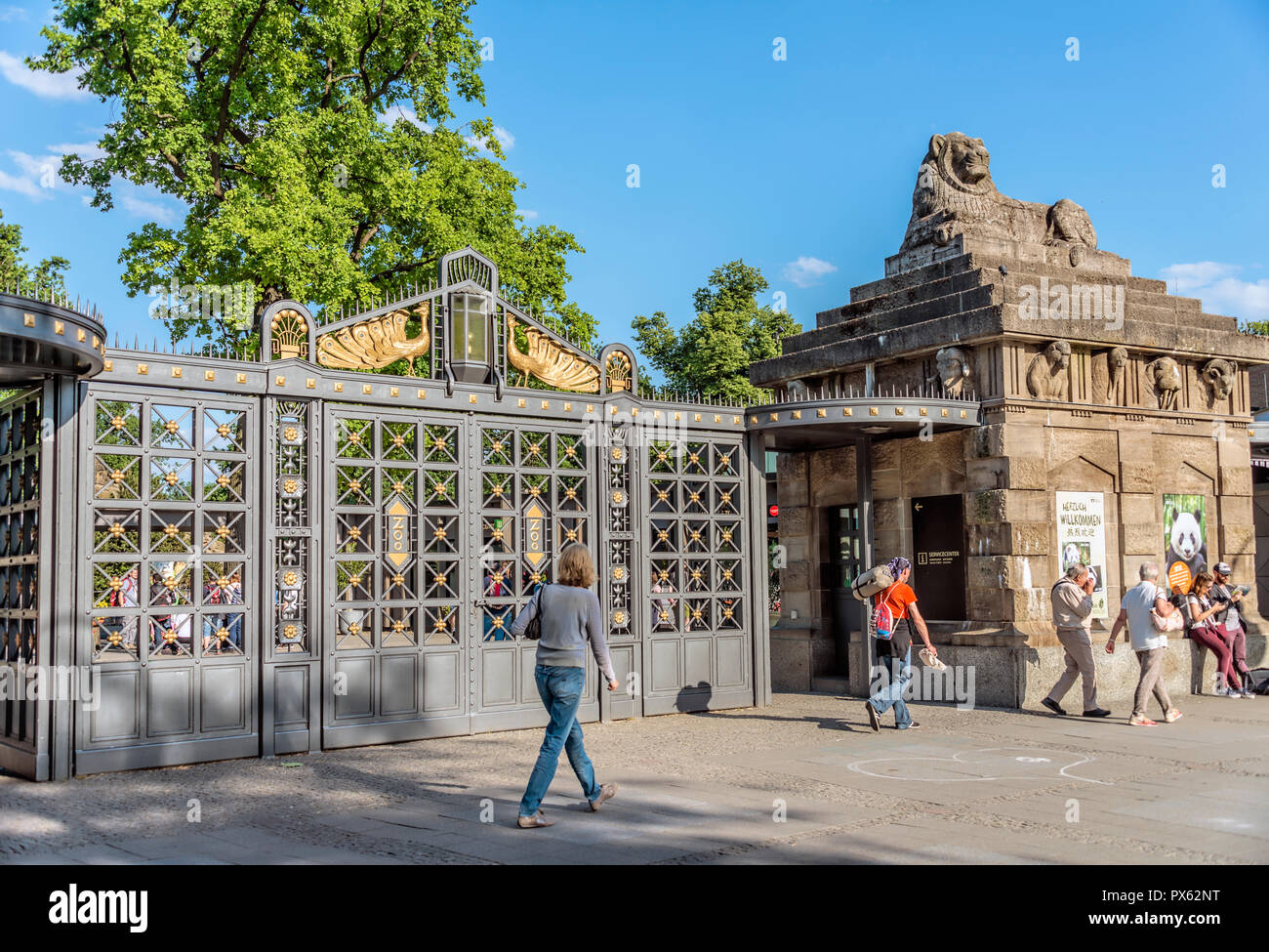 Berlin zoo hi-res stock photography and images - Alamy