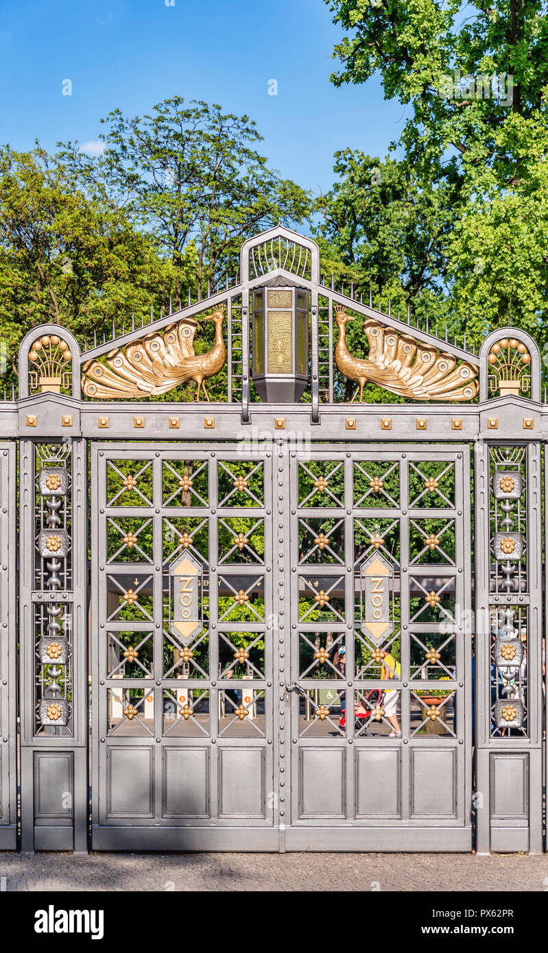Zoo entrance gate hi-res stock photography and images - Alamy