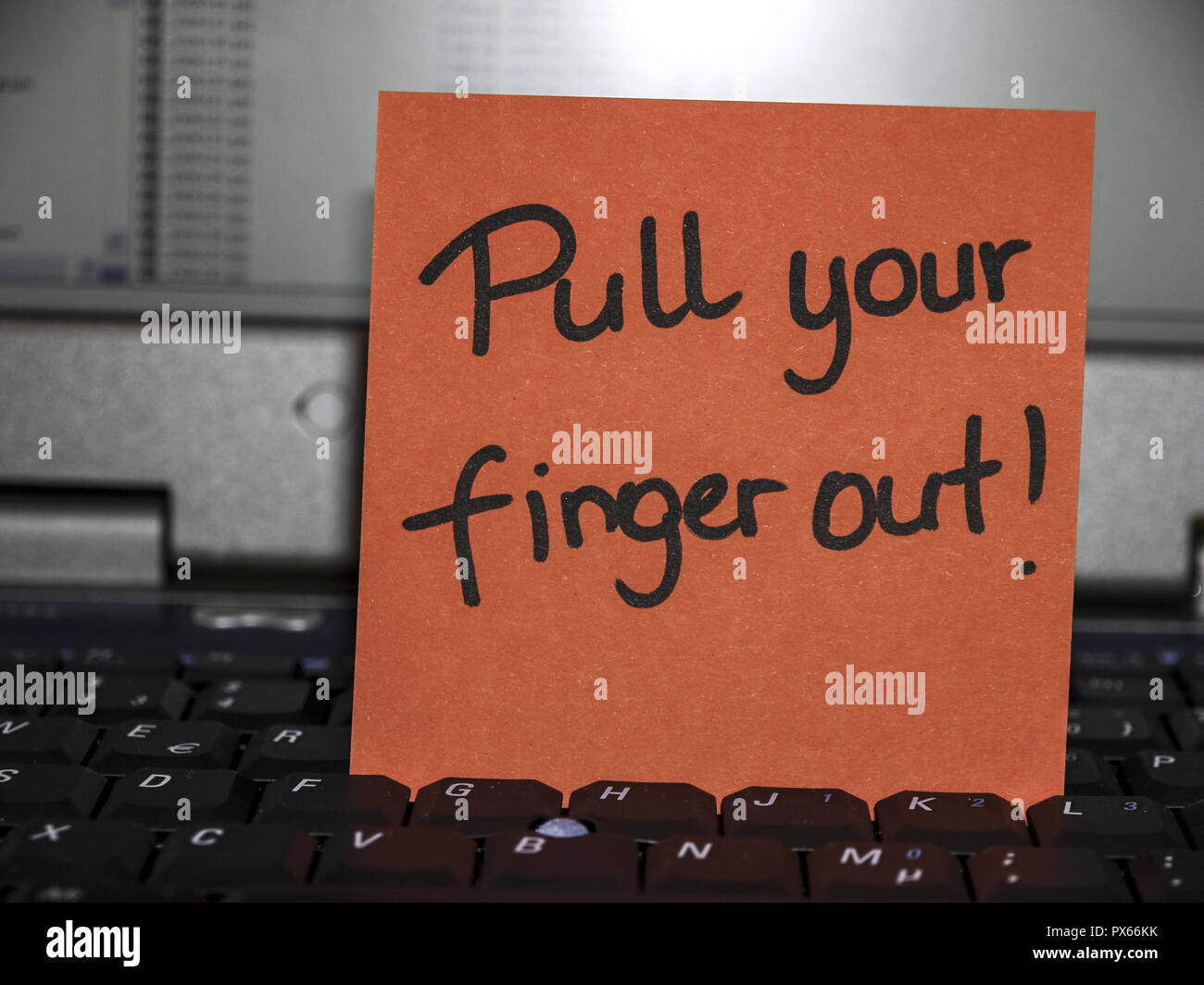 Memo note on notebook, pull your finger out Stock Photo - Alamy