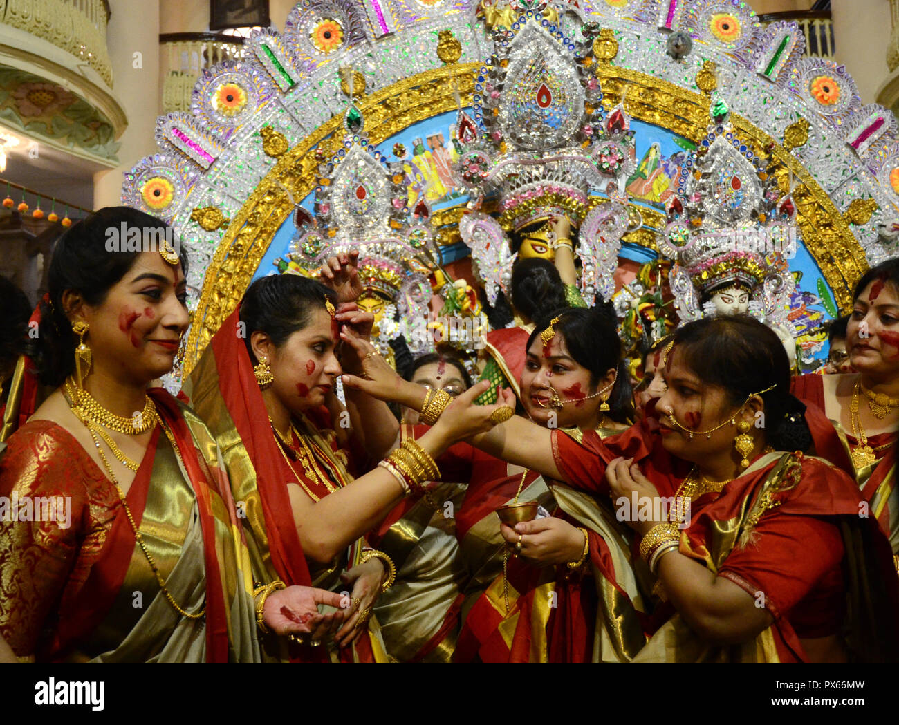 Kolkata, India. 19th Oct, 2018. Married women apply sindoor or ...