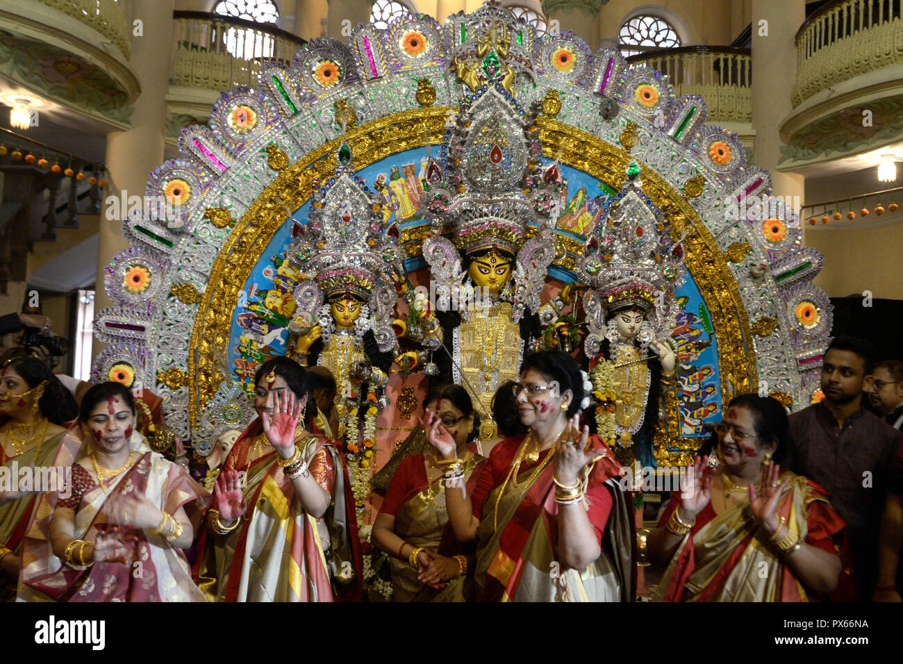 Kolkata, India. 19th Oct, 2018. Married women dance in front of Durga ...