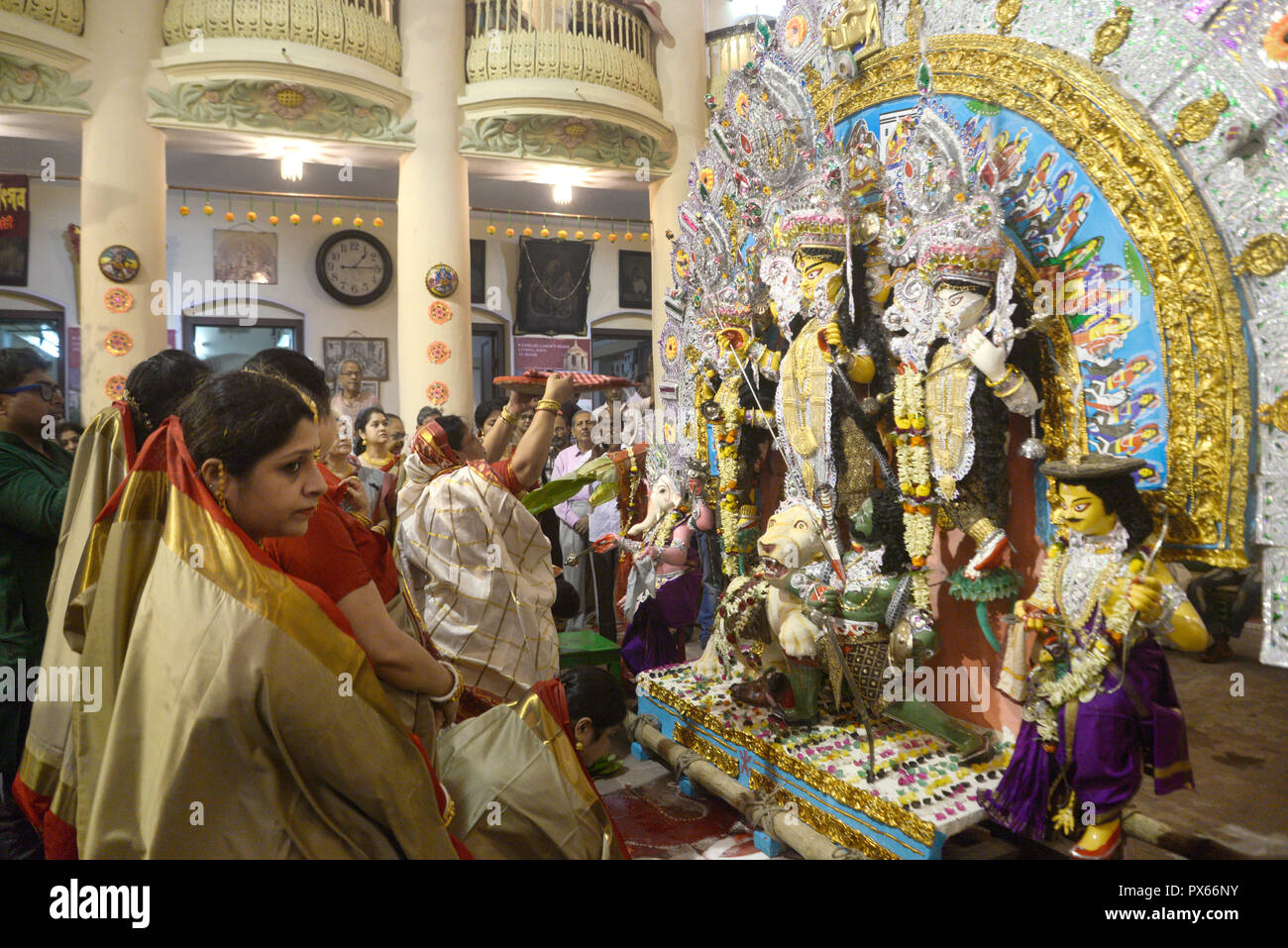Kolkata, India. 19th Oct, 2018. Married women of Dwan Bari perform ...
