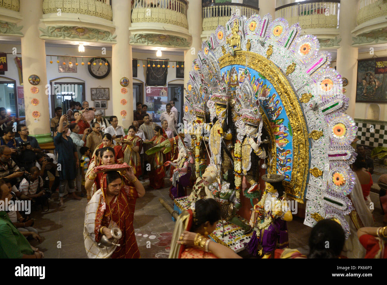 Kolkata, India. 19th Oct, 2018. Married women of Dwan Bari perform ...