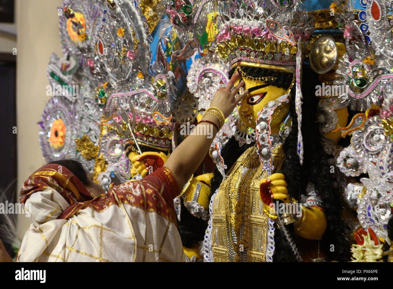Kolkata, India. 19th Oct, 2018. Married women of Dwan Bari perform ...
