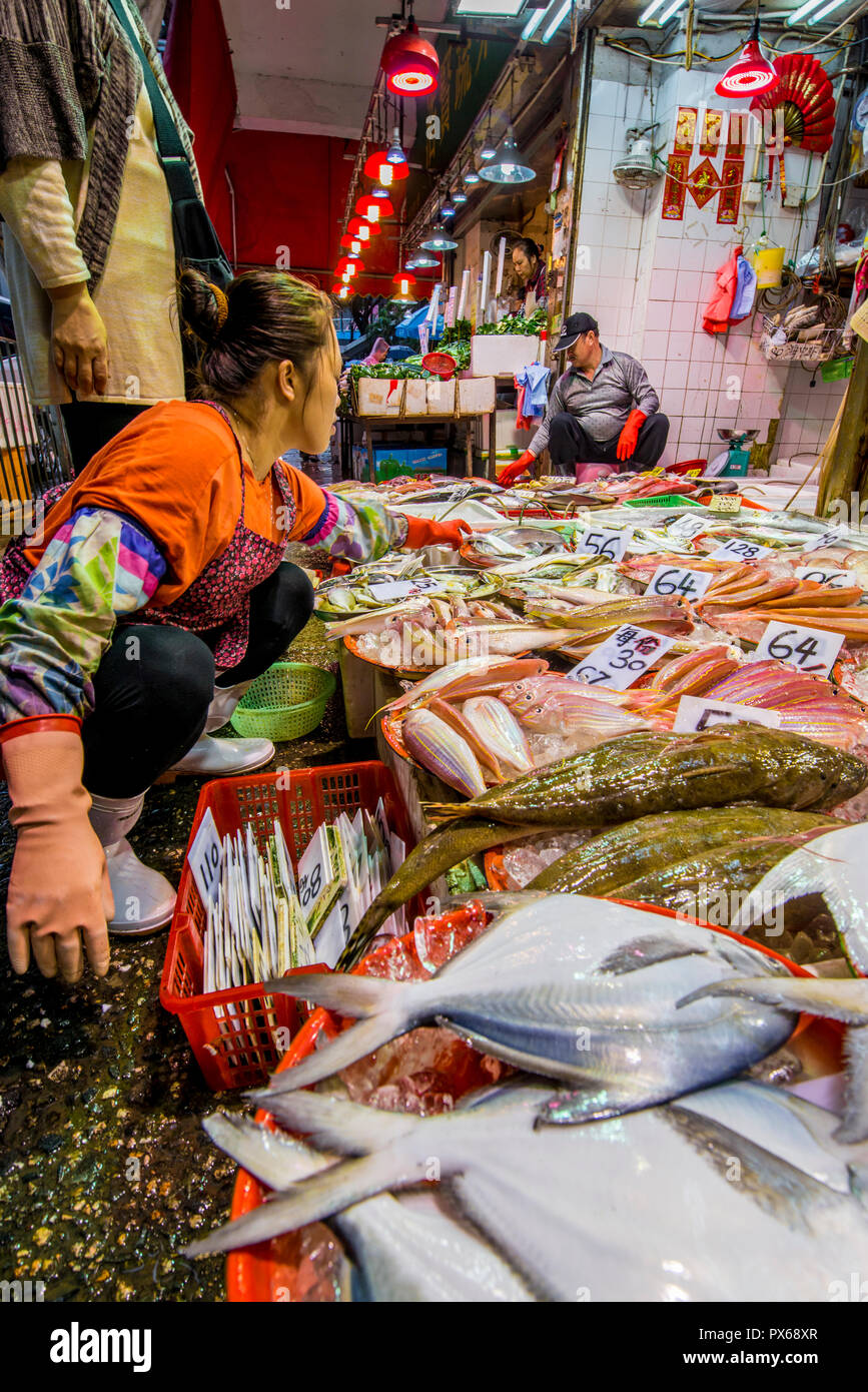 Asian fish vendors hi-res stock photography and images - Alamy