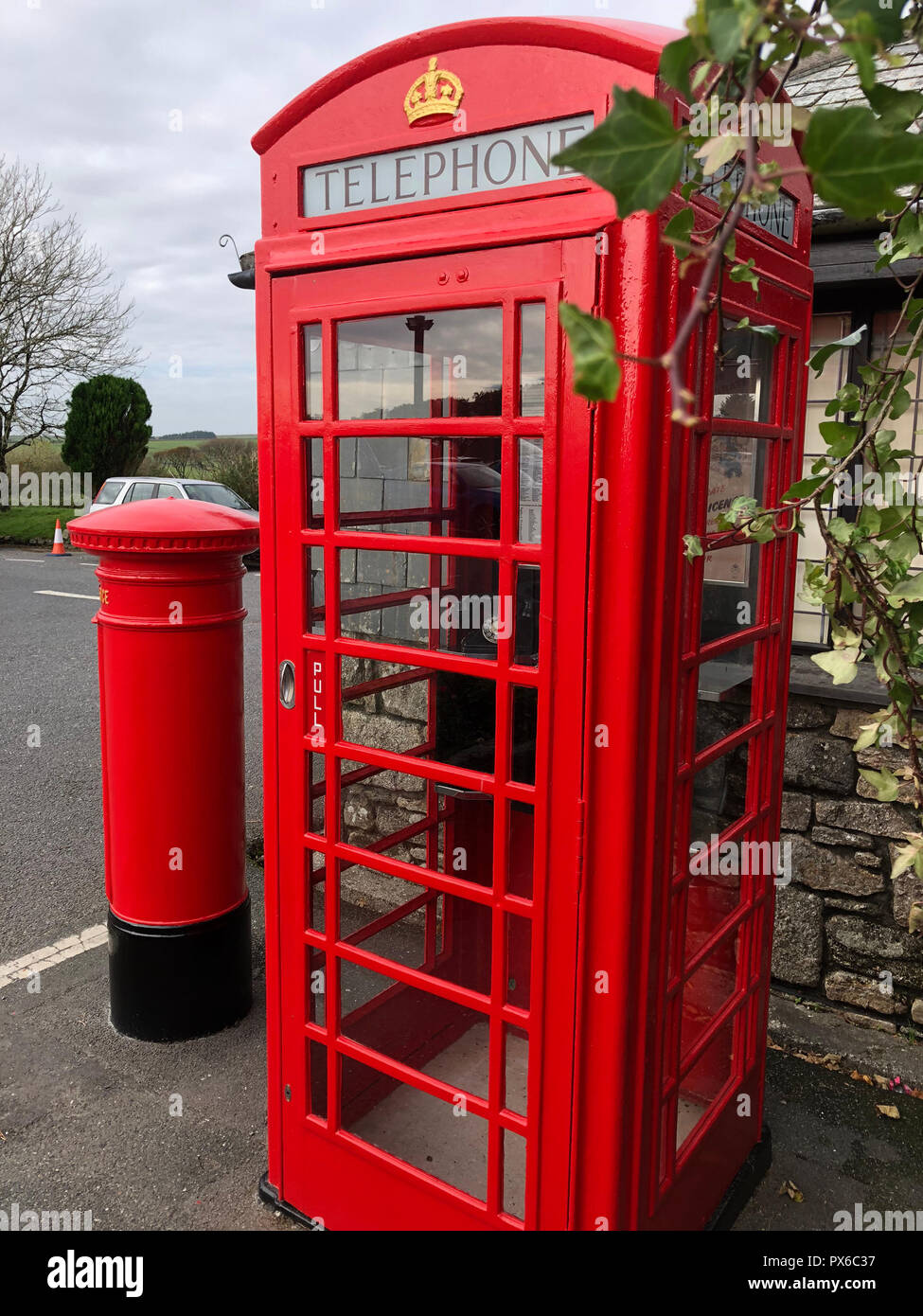 RED GPO TELEPHONE BOX AND POST BOX. Photo: Tony Gale Stock Photo - Alamy