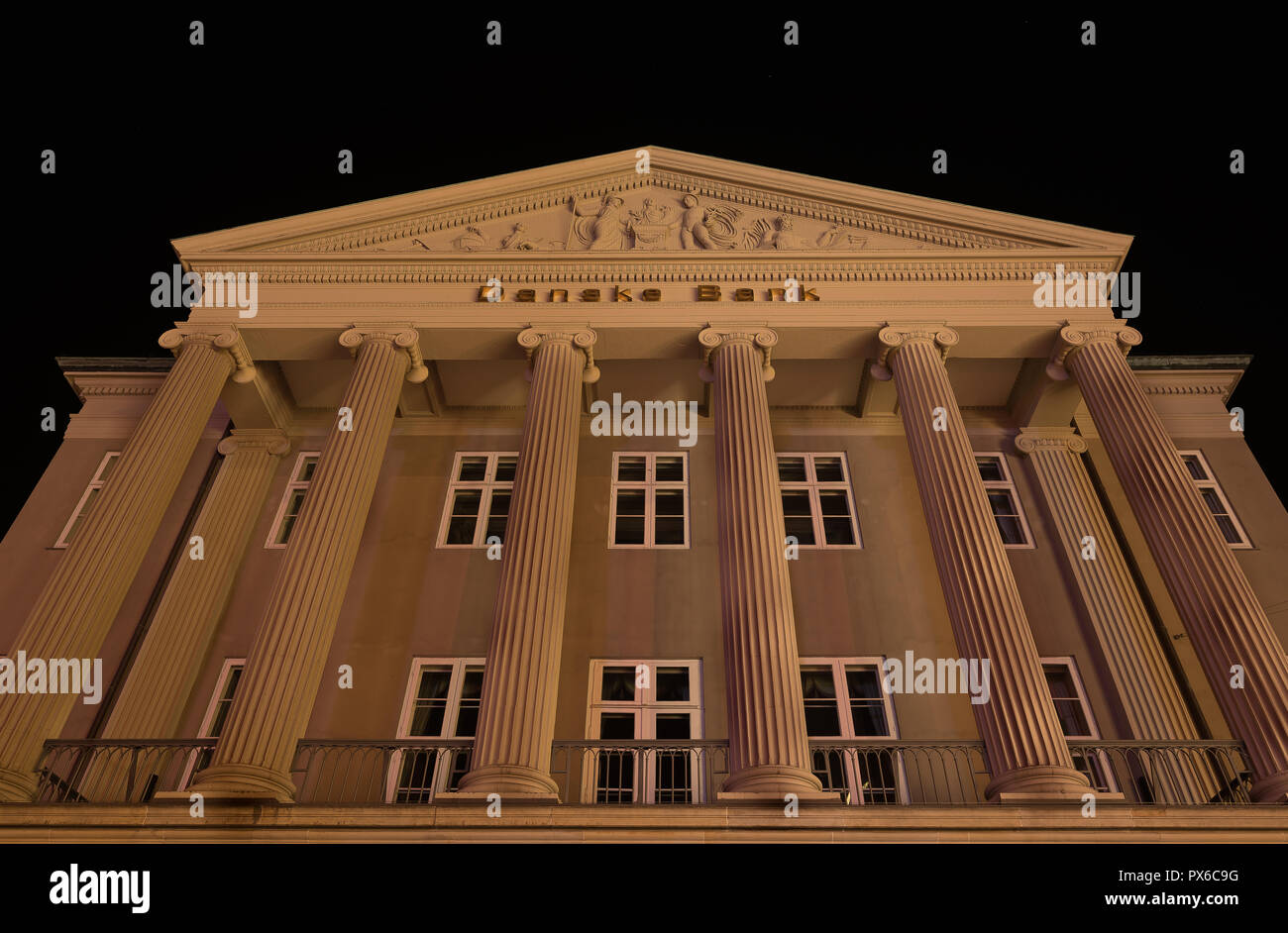 Ionic pediment hi-res stock photography and images - Alamy
