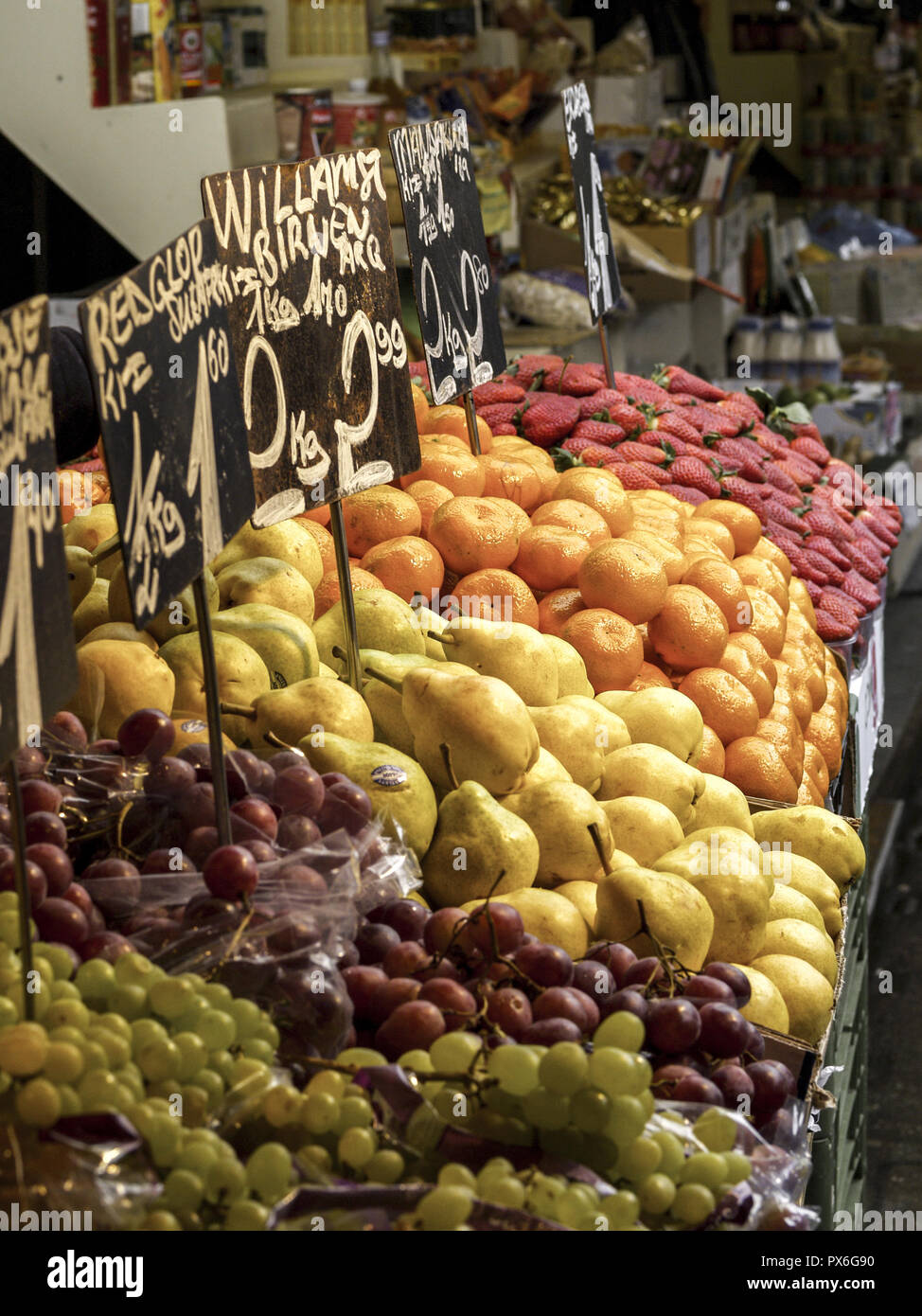 Naschmarkt fruit and veg stall, Austria, Vienna, 5. district ...