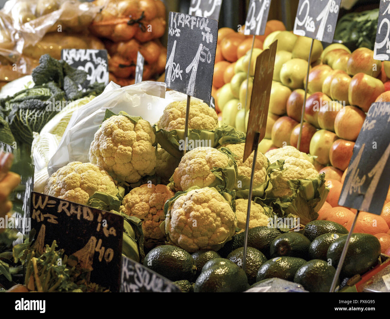 Naschmarkt fruit and veg stall, Austria, Vienna, 5. district ...