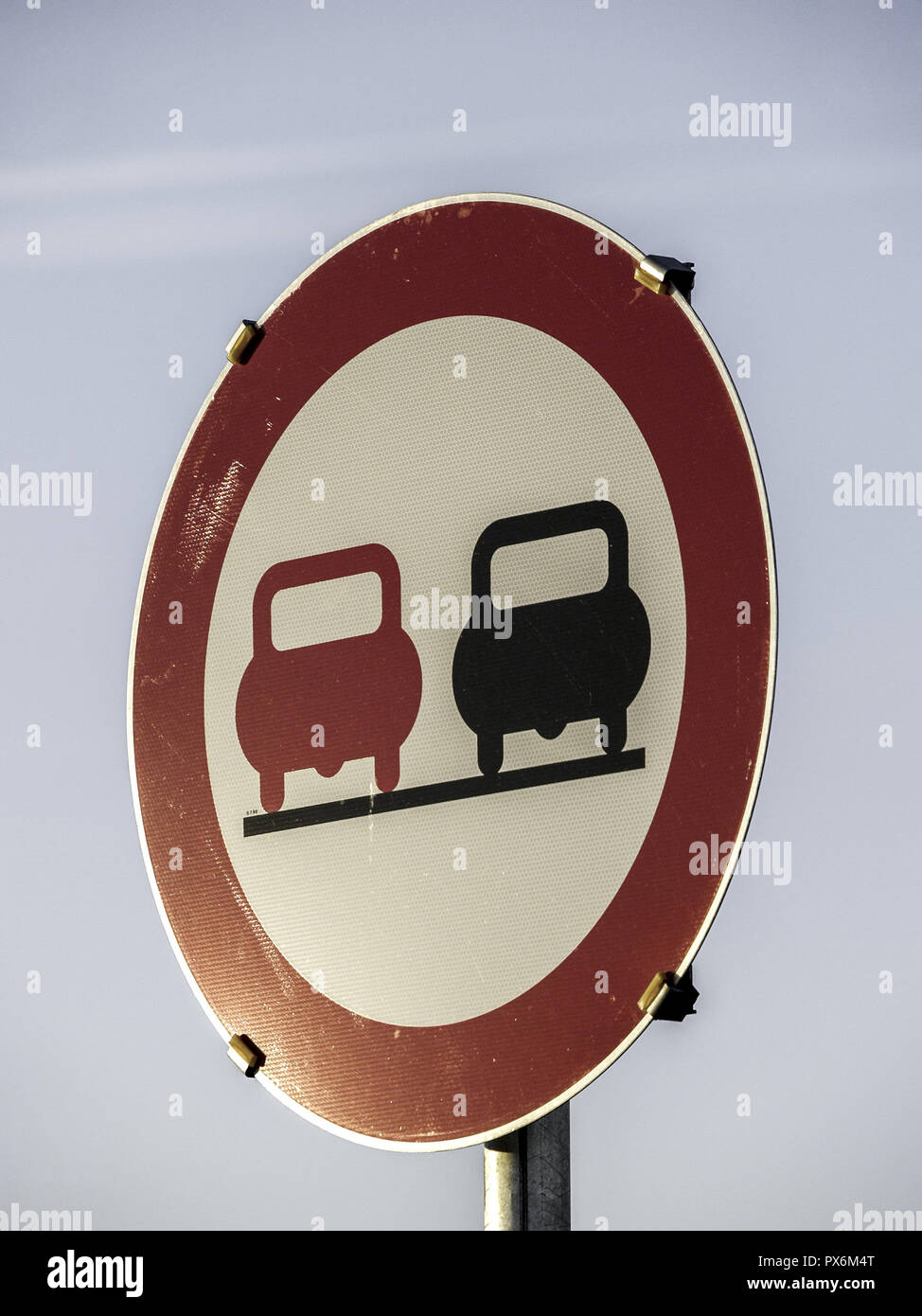 Traffic sign, do not overtake Stock Photo - Alamy