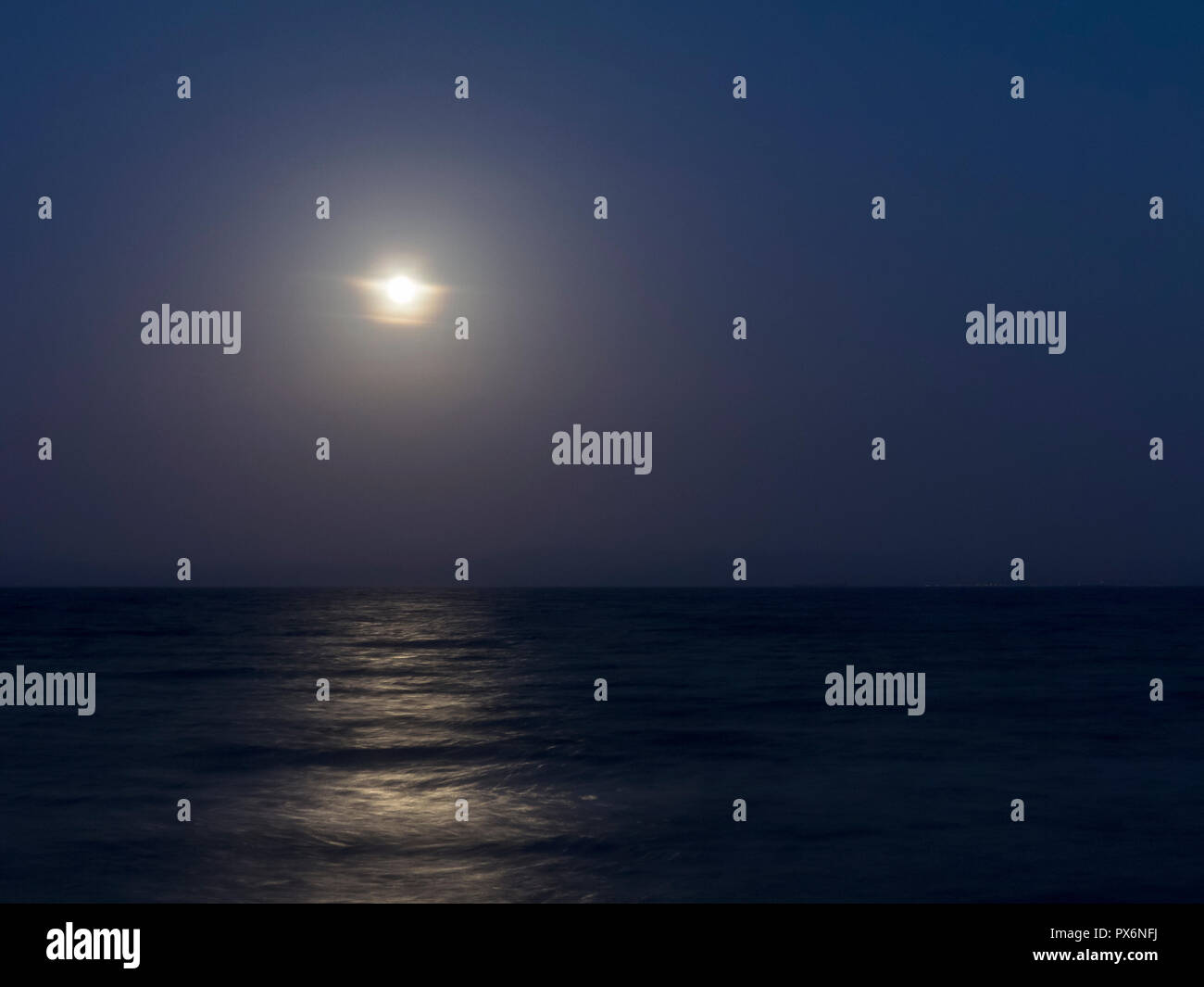 Moonrise over sea hi-res stock photography and images - Alamy