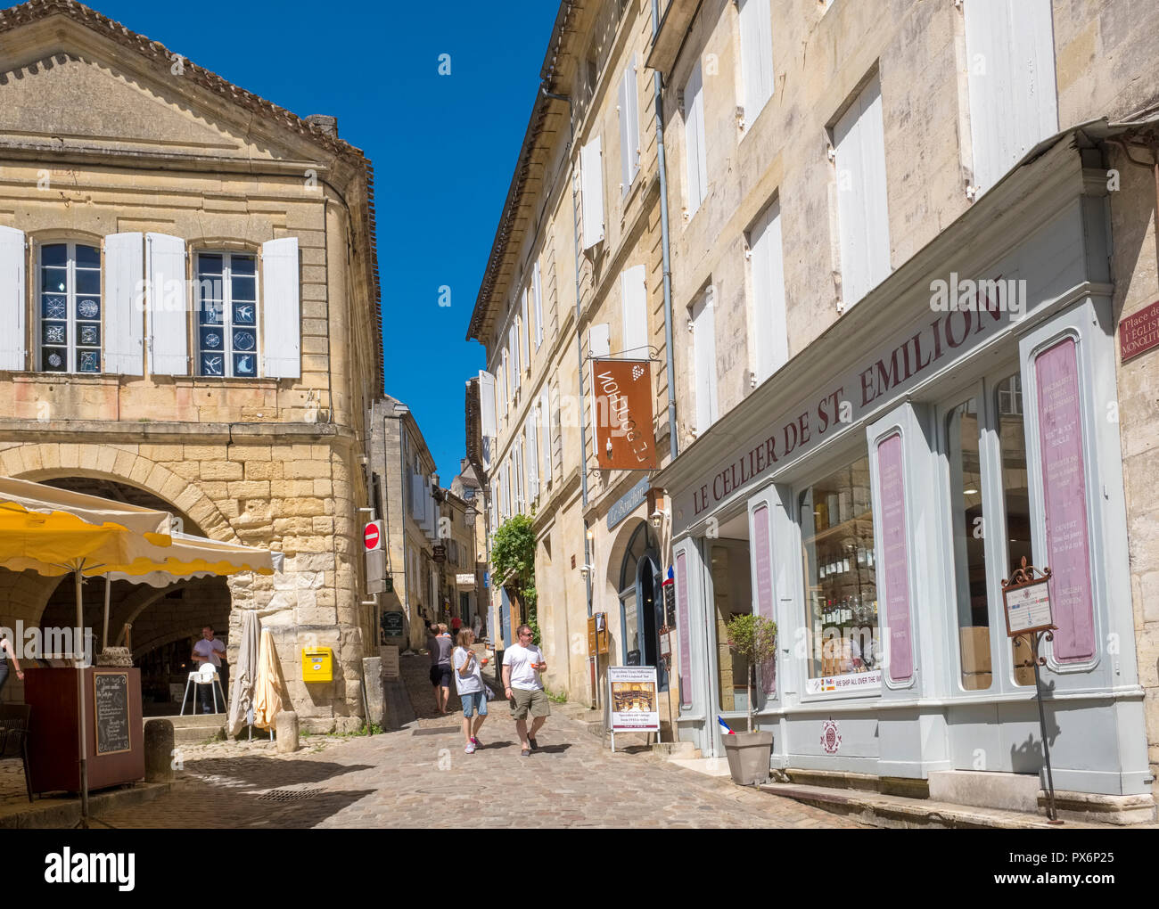 Village street scene france hi-res stock photography and images - Alamy