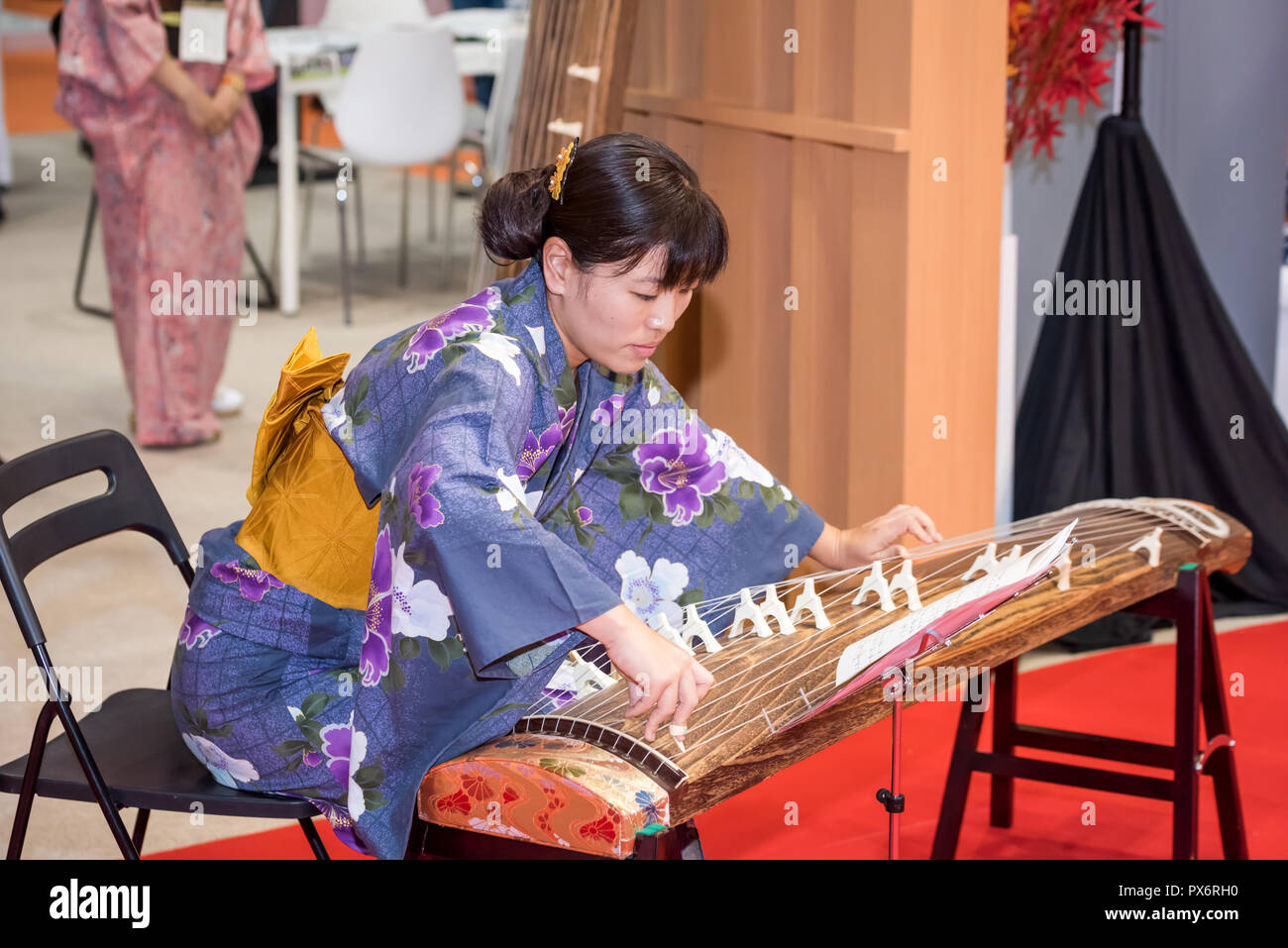 Japanese koto instrument hi-res stock photography and images - Alamy