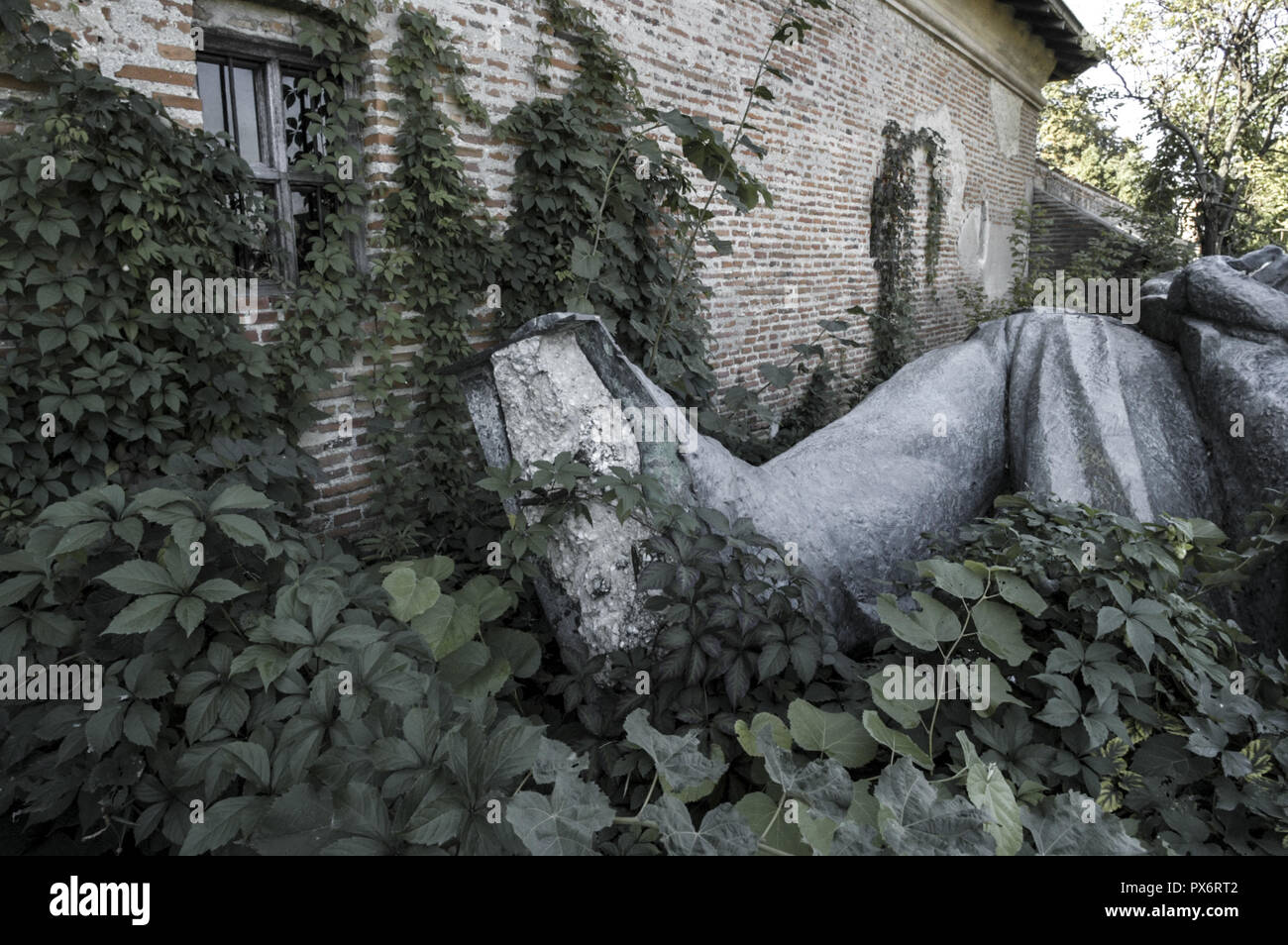 Mogosoaia, Lenin statue from Bucuresti in backyard, Romania, Bucharest ...