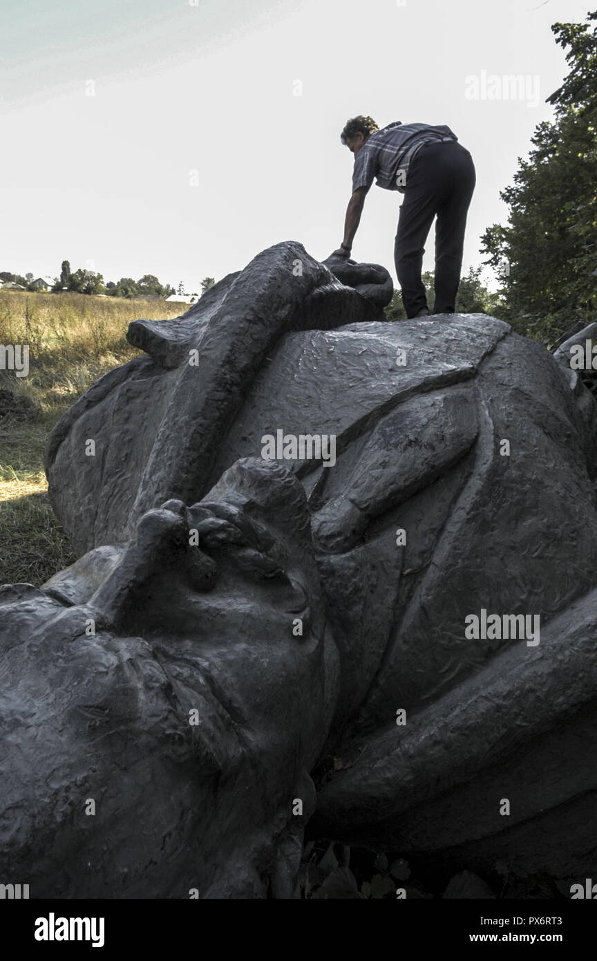 Past communism curiosity end face landmark lenin lenin hi-res stock ...