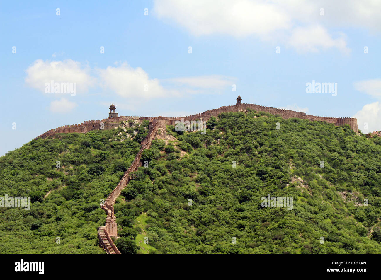 The long wall surrounding Amer Fort. One of six Hill Forts of Rajasthan ...