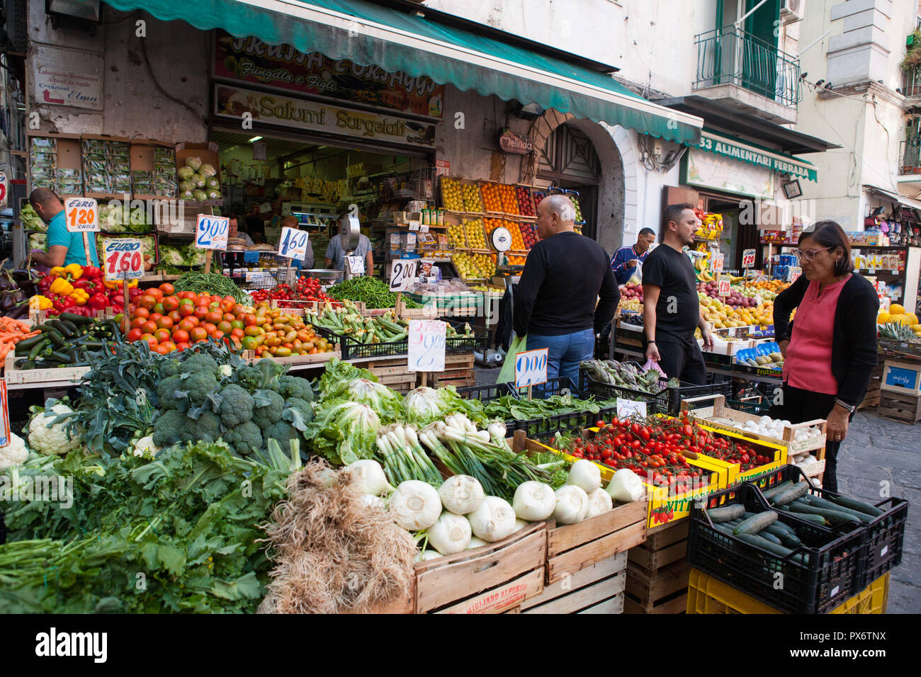 Street food napoli hi-res stock photography and images - Alamy