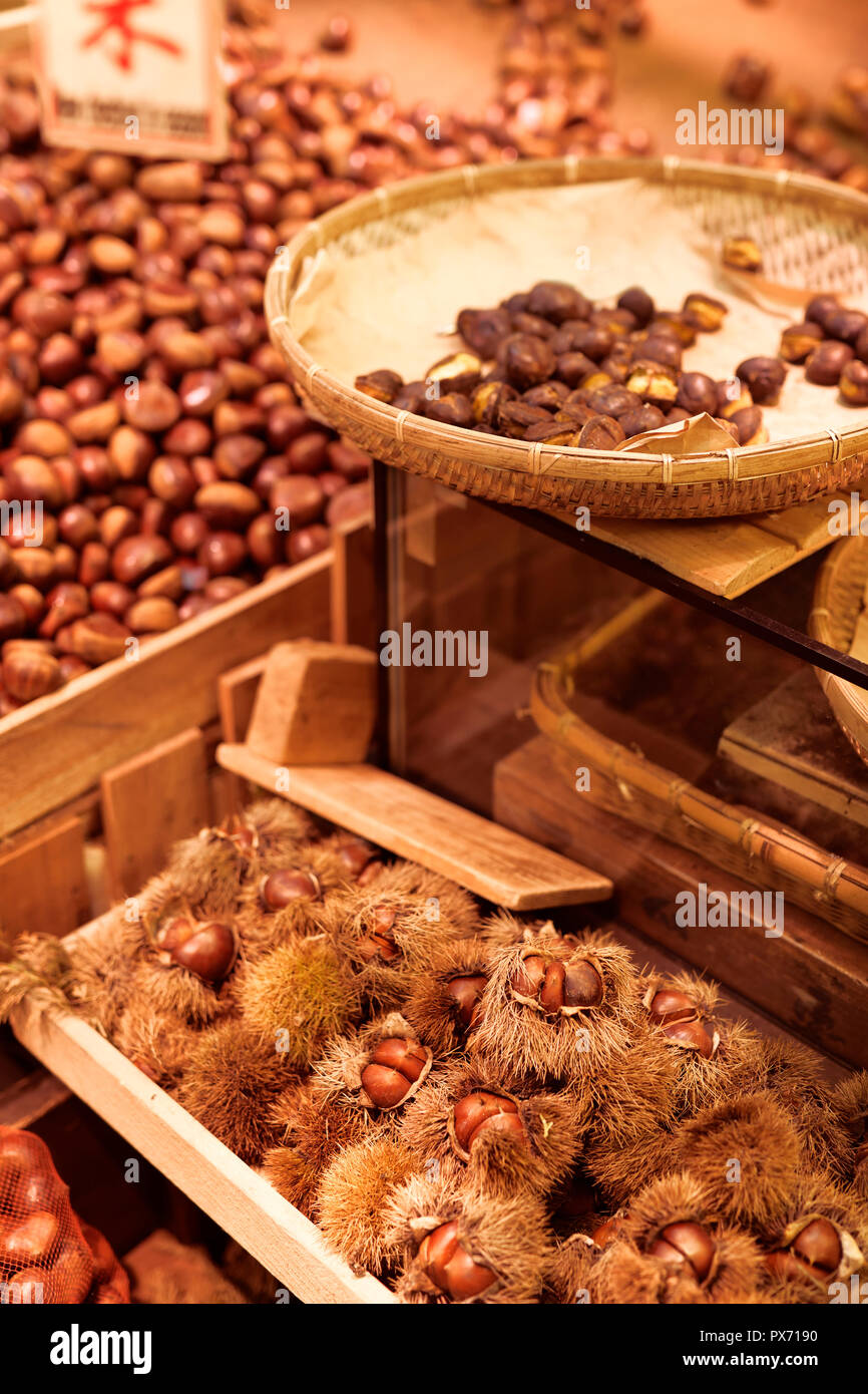 Roasted chestnuts stall selling chestnut hi-res stock photography and ...