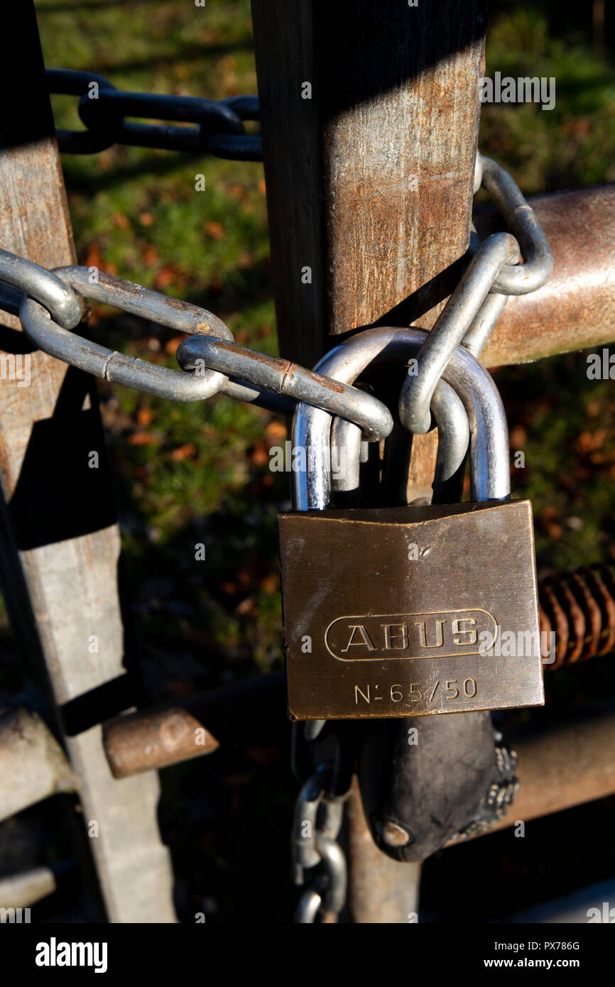 Field gate fastener latch hi-res stock photography and images - Alamy