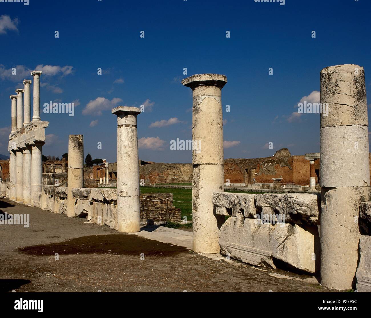 Dual ionic columns hi-res stock photography and images - Alamy