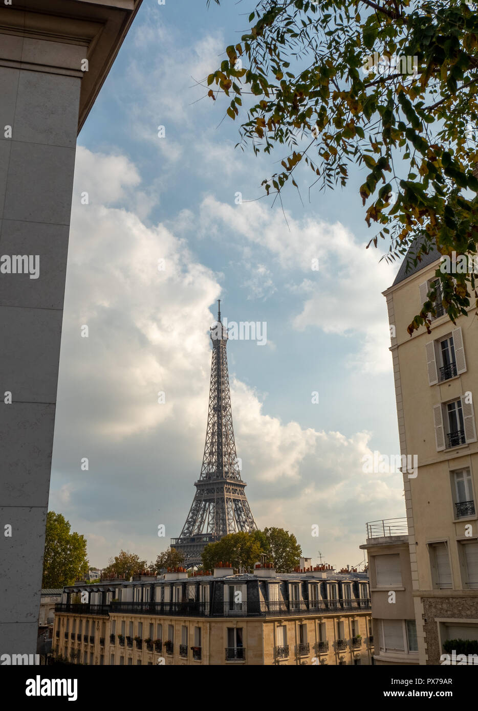 Glass roof between two buildings hi-res stock photography and images ...