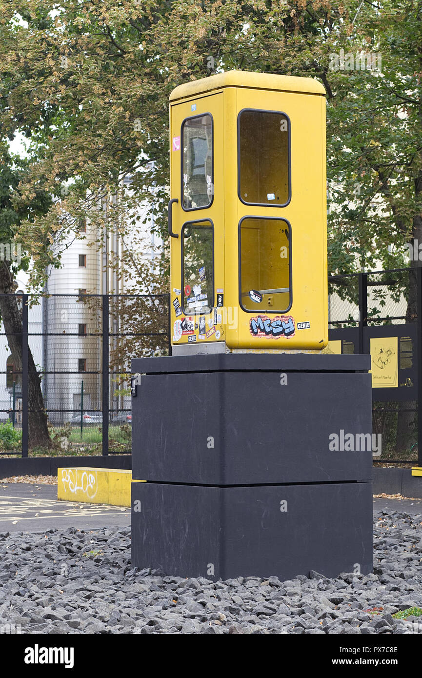Berlin phone booth memorial park hi-res stock photography and images ...