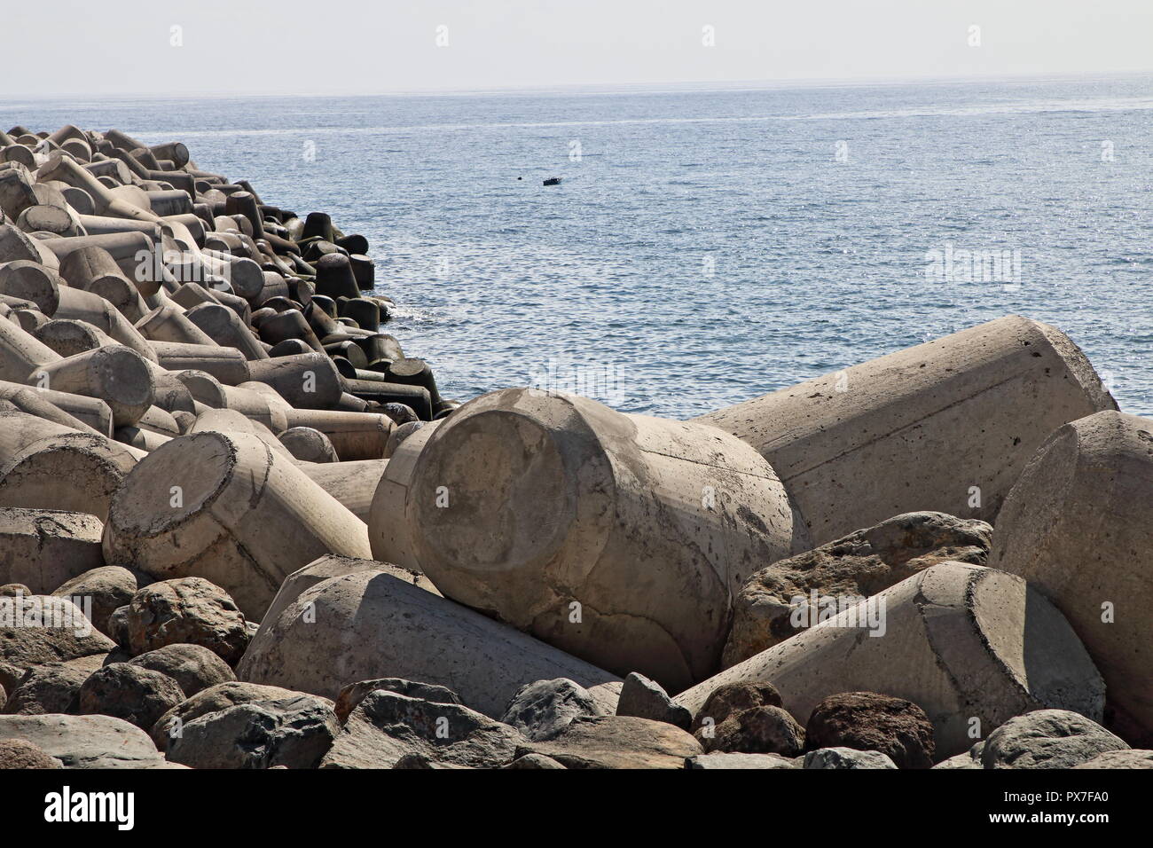 Boulder stone breakwater hi-res stock photography and images - Alamy