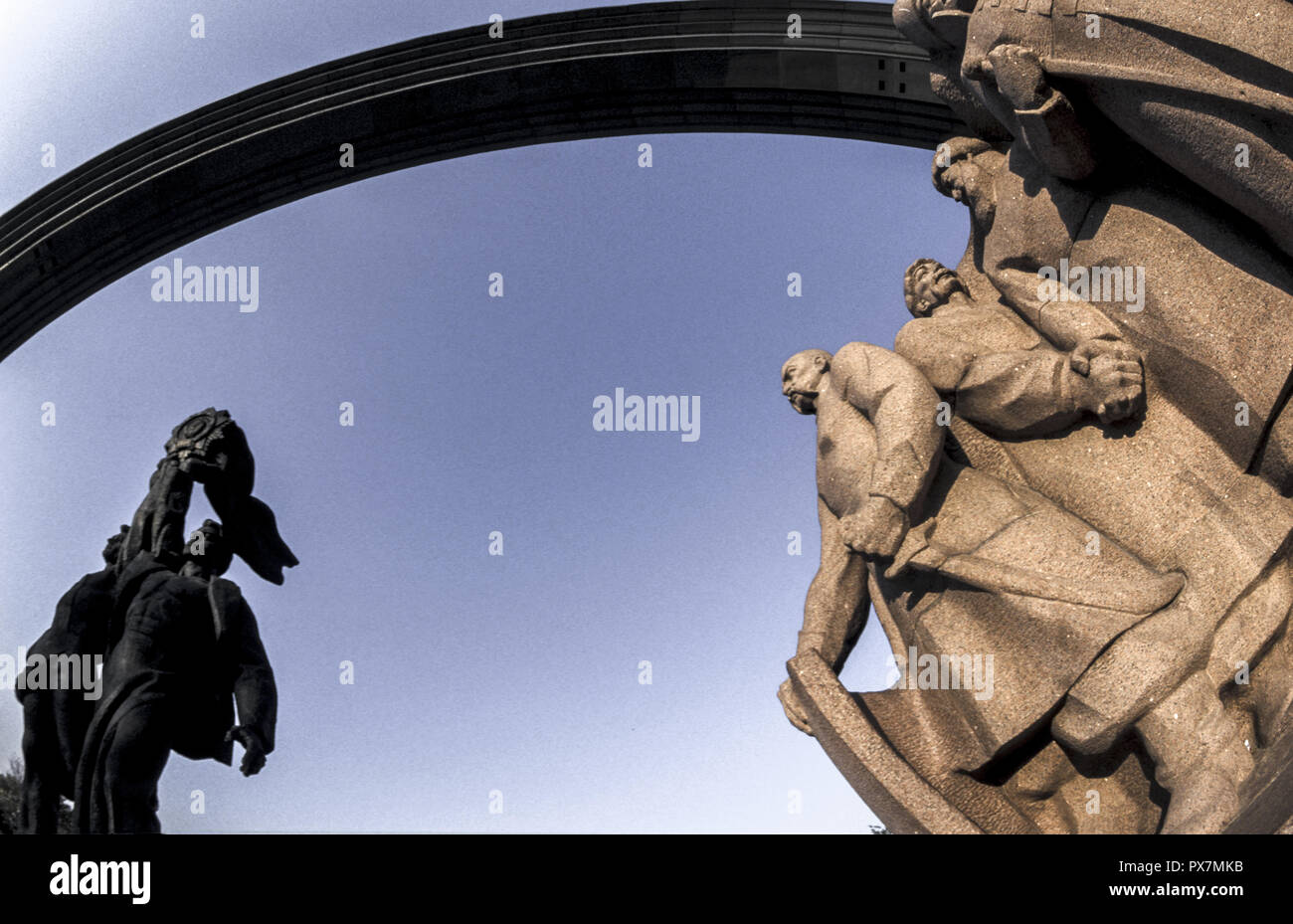 Kiev, arch of Raduga monument, Ukraine, Raduga Monument Stock Photo - Alamy