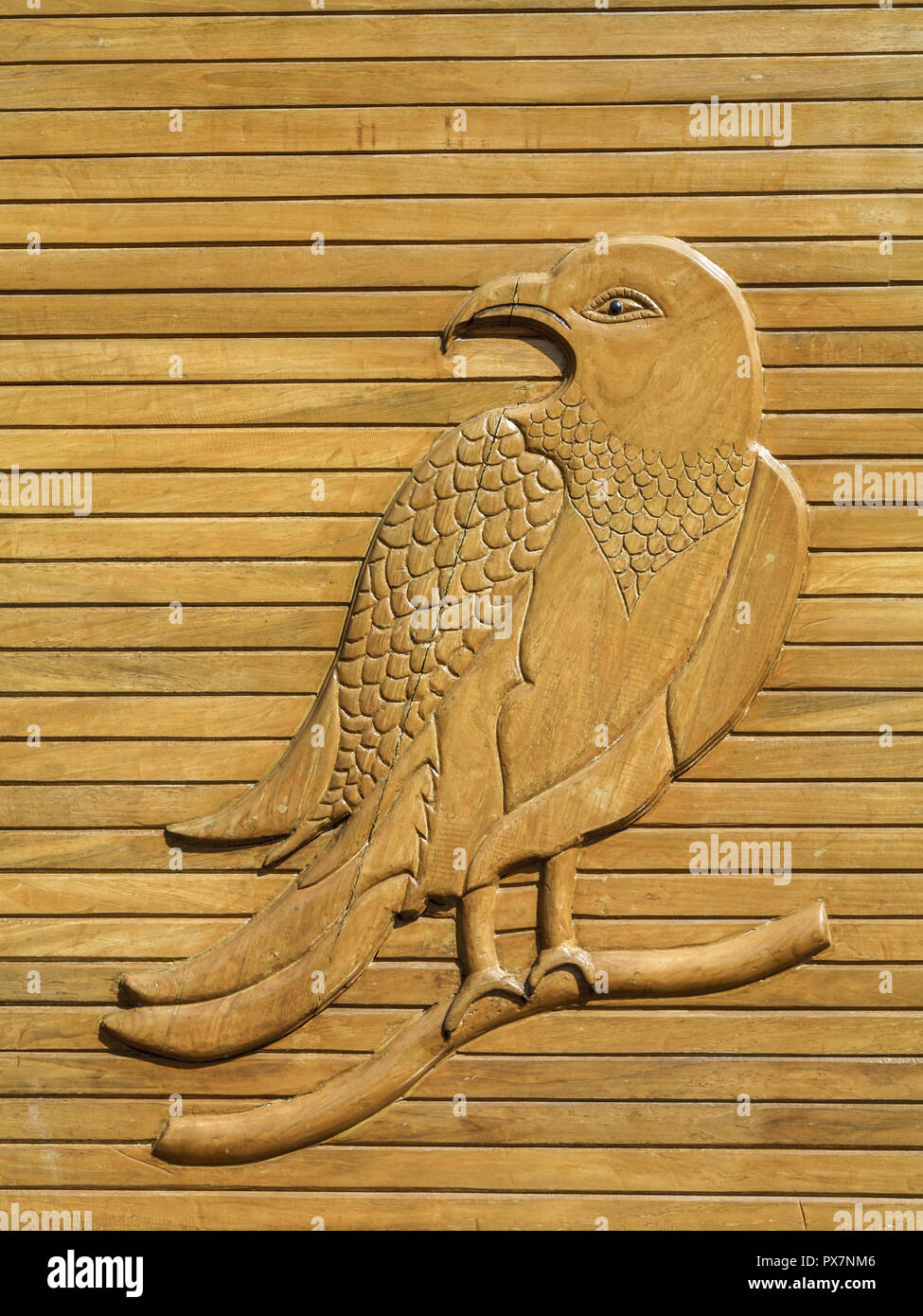 Hawk wood carving hi-res stock photography and images - Alamy