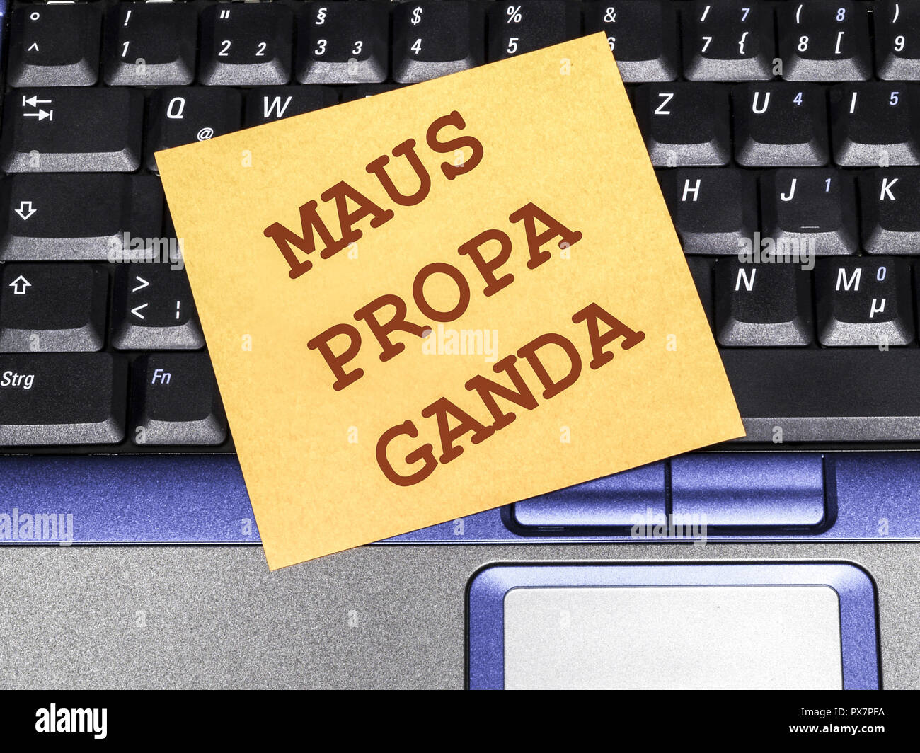 Memo note on notebook, mouse propaganda Stock Photo - Alamy