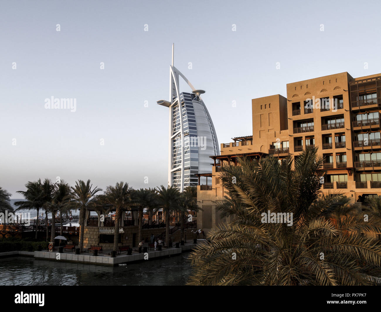 Jumeirah impressive landmark luxury modern palm hi-res stock ...