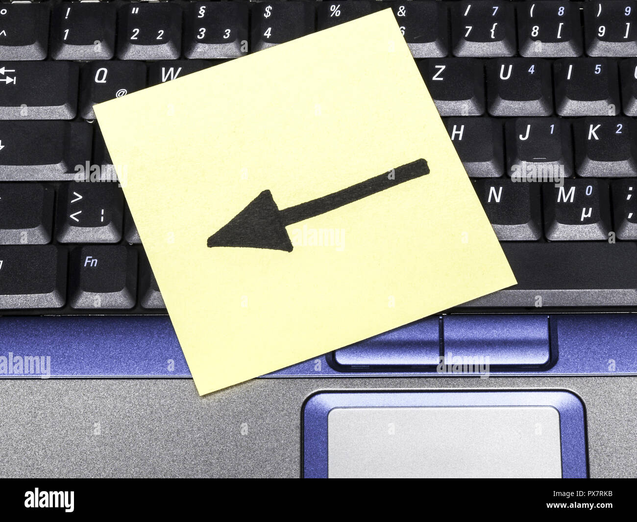 Memo note on notebook, arrow to the left drawing Stock Photo - Alamy