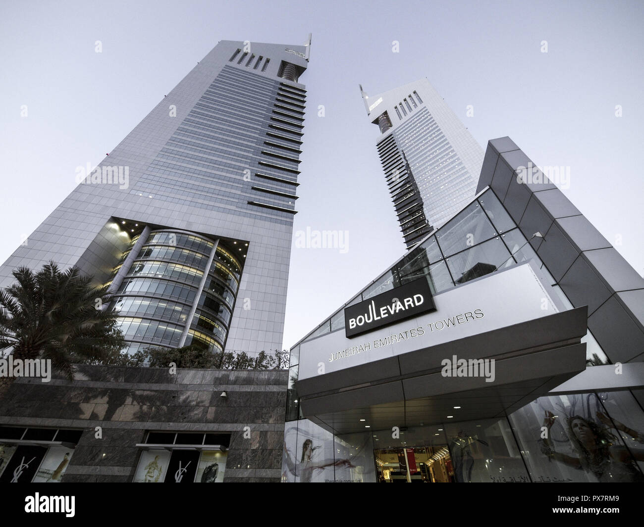 Dubai, Sheik Zayed Road, Moderne Skyline, Emirates Towers, United Arab ...