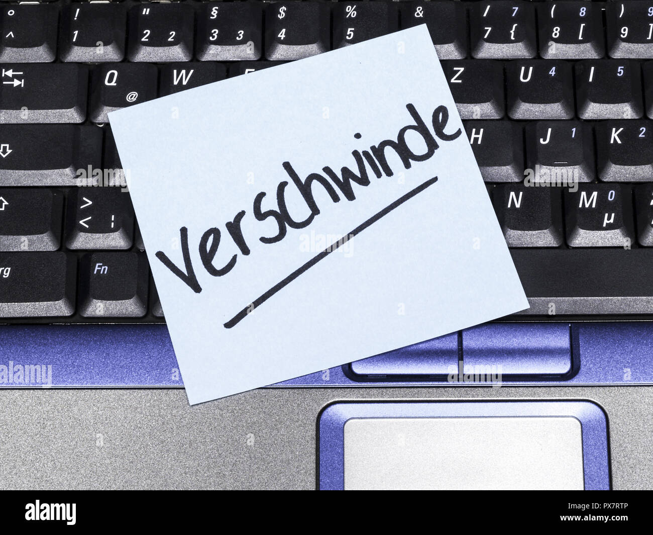 Memo note on notebook, verschwinde piss off Stock Photo - Alamy