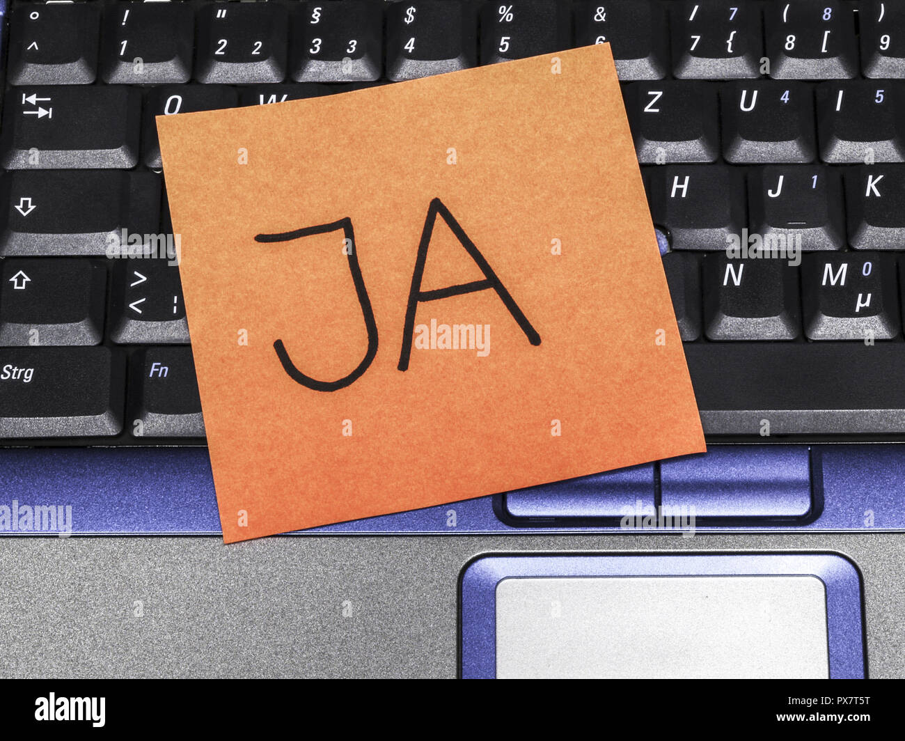 Memo note on notebook, yes Stock Photo - Alamy