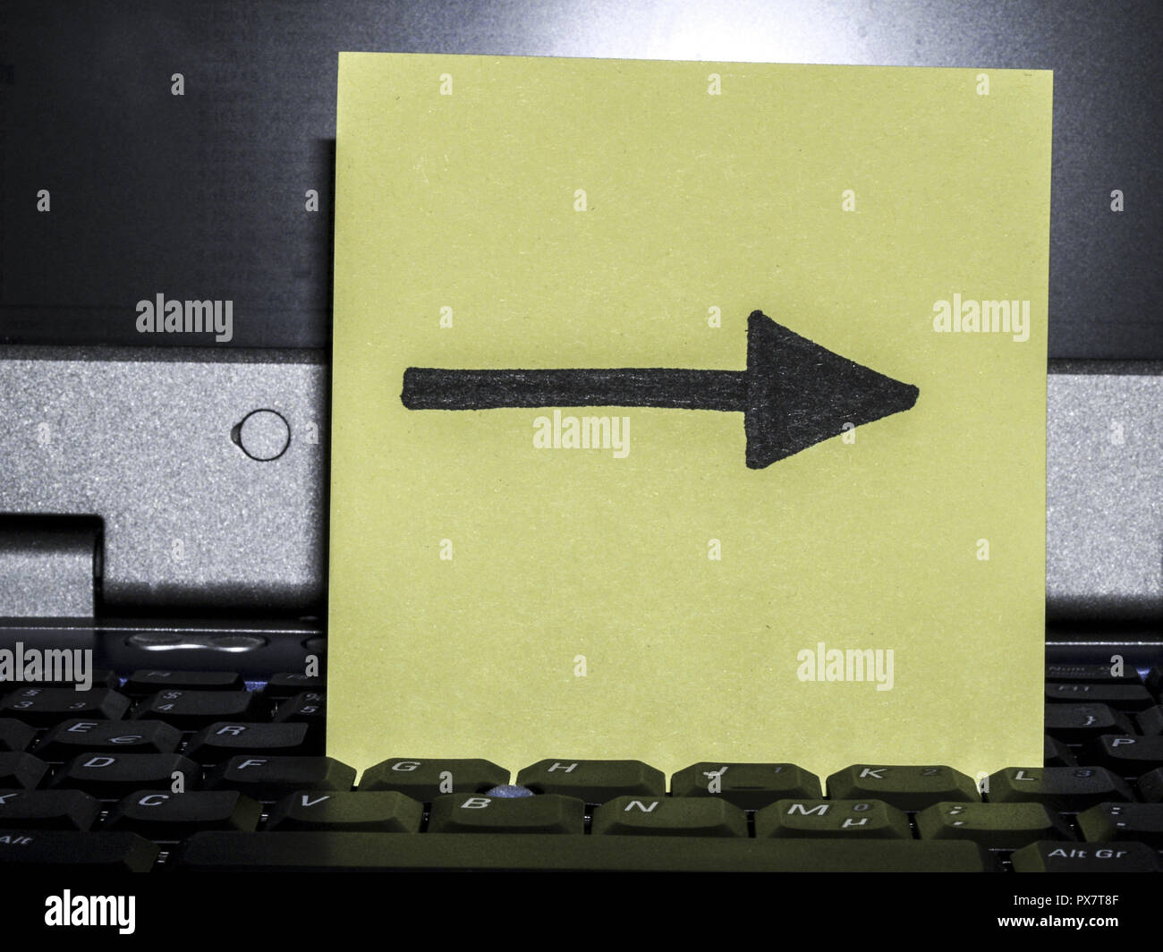 Memo note on notebook, arrow right drawing Stock Photo - Alamy
