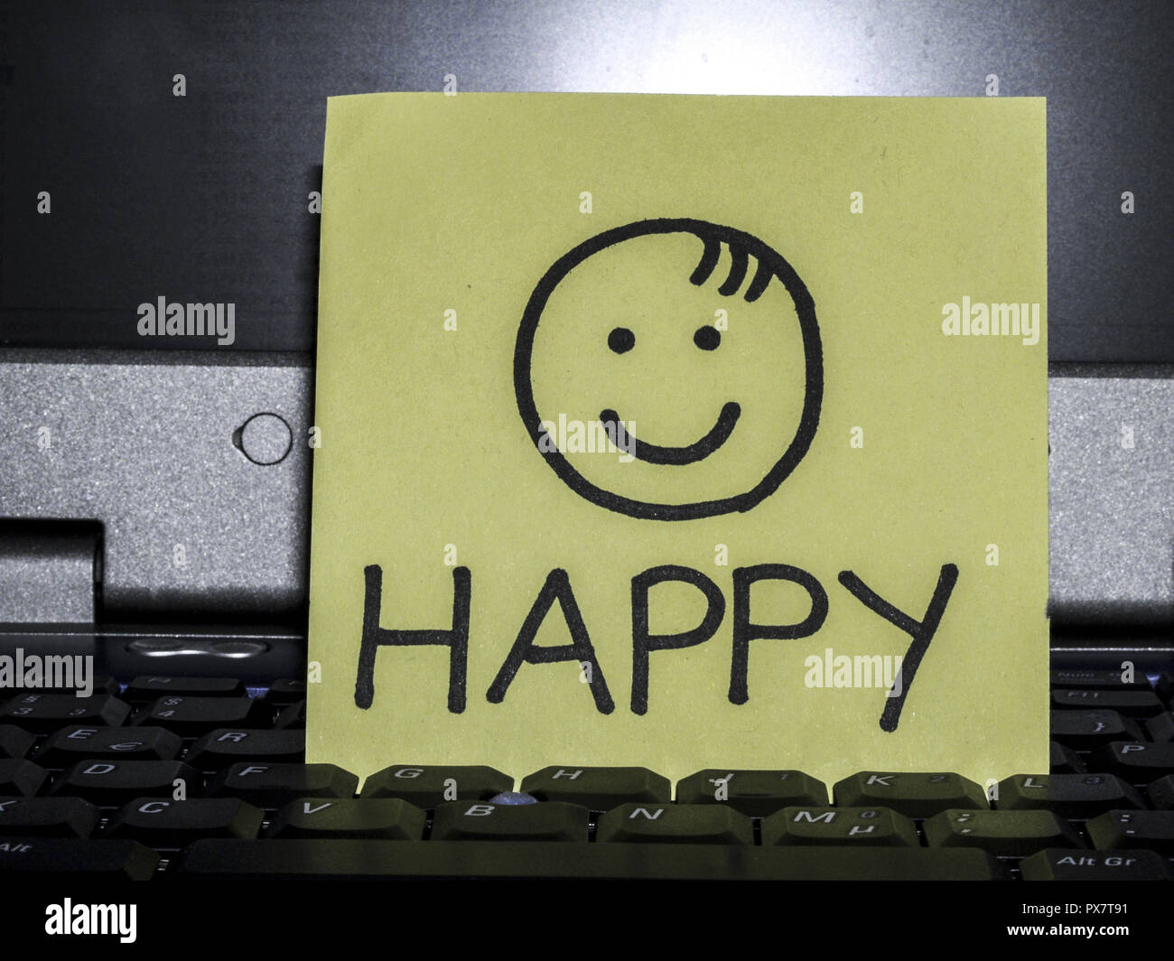 Memo note on notebook, Happy drawing with smiley Stock Photo - Alamy