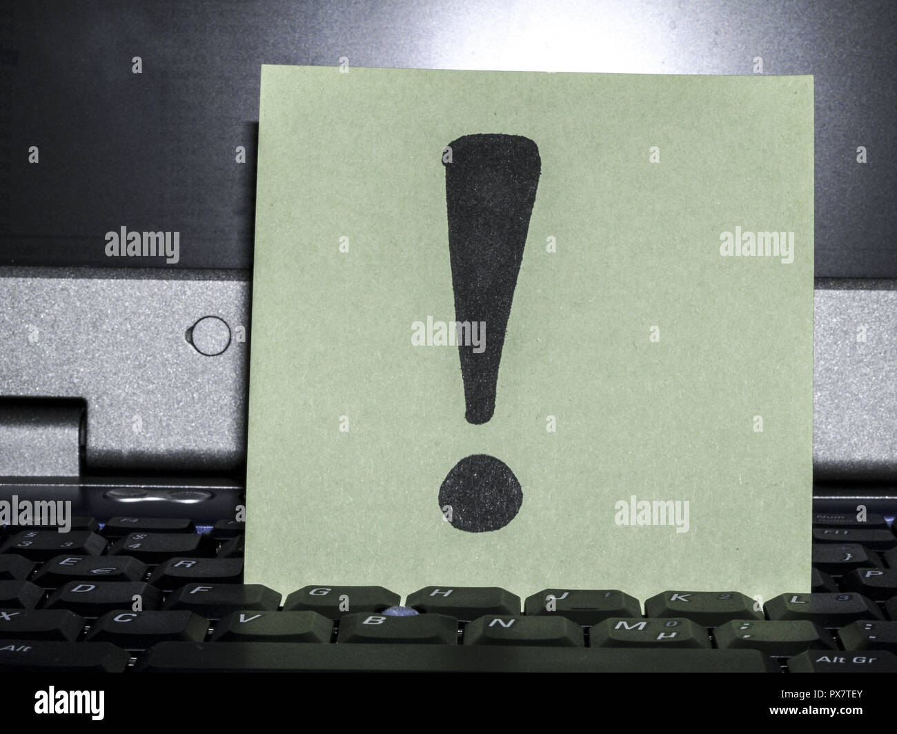 Memo note on notebook, exclamation mark Stock Photo - Alamy