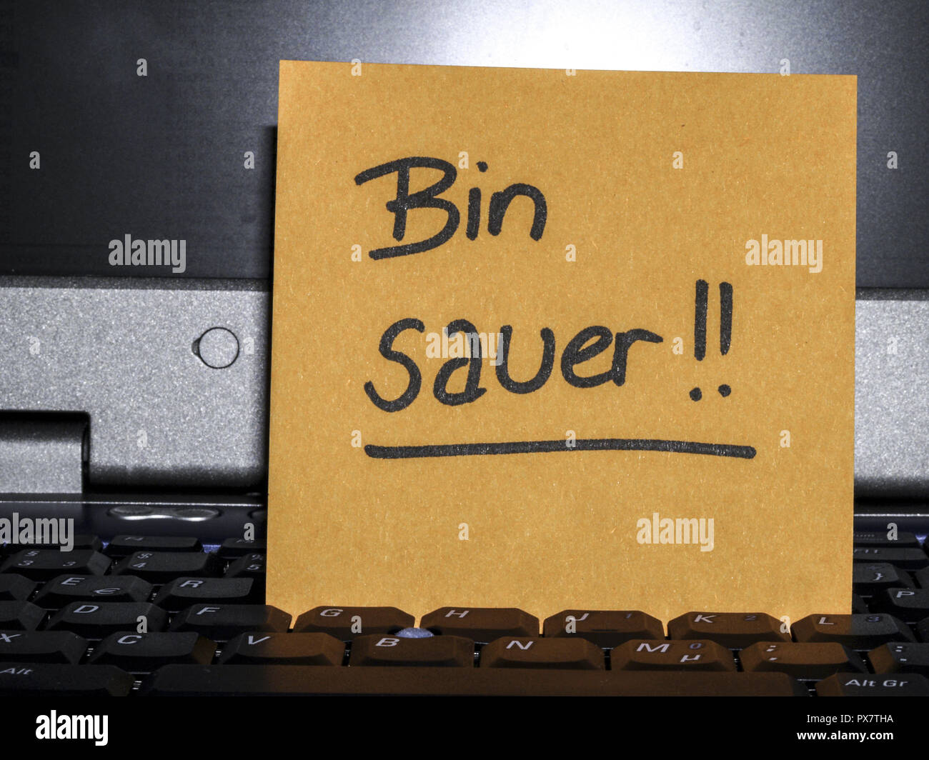 Memo note on notebook, Bin sauer, I´m pissed off Stock Photo - Alamy