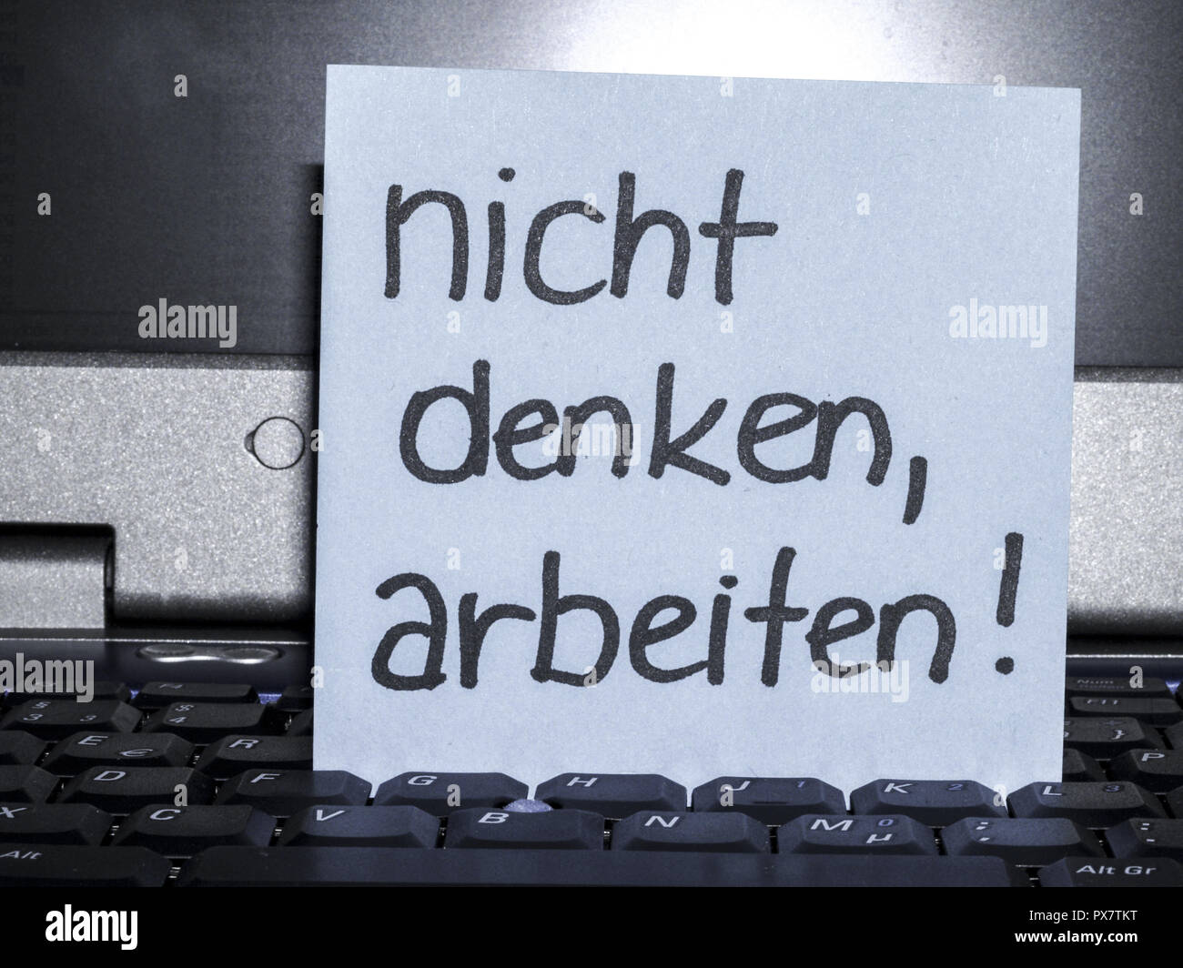 Memo note on notebook, don´t think, work Stock Photo - Alamy