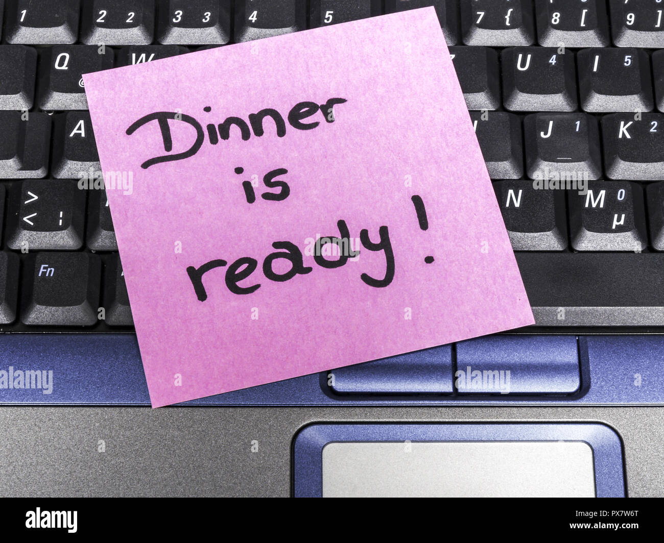 Memo note on notebook, dinner is ready Stock Photo - Alamy