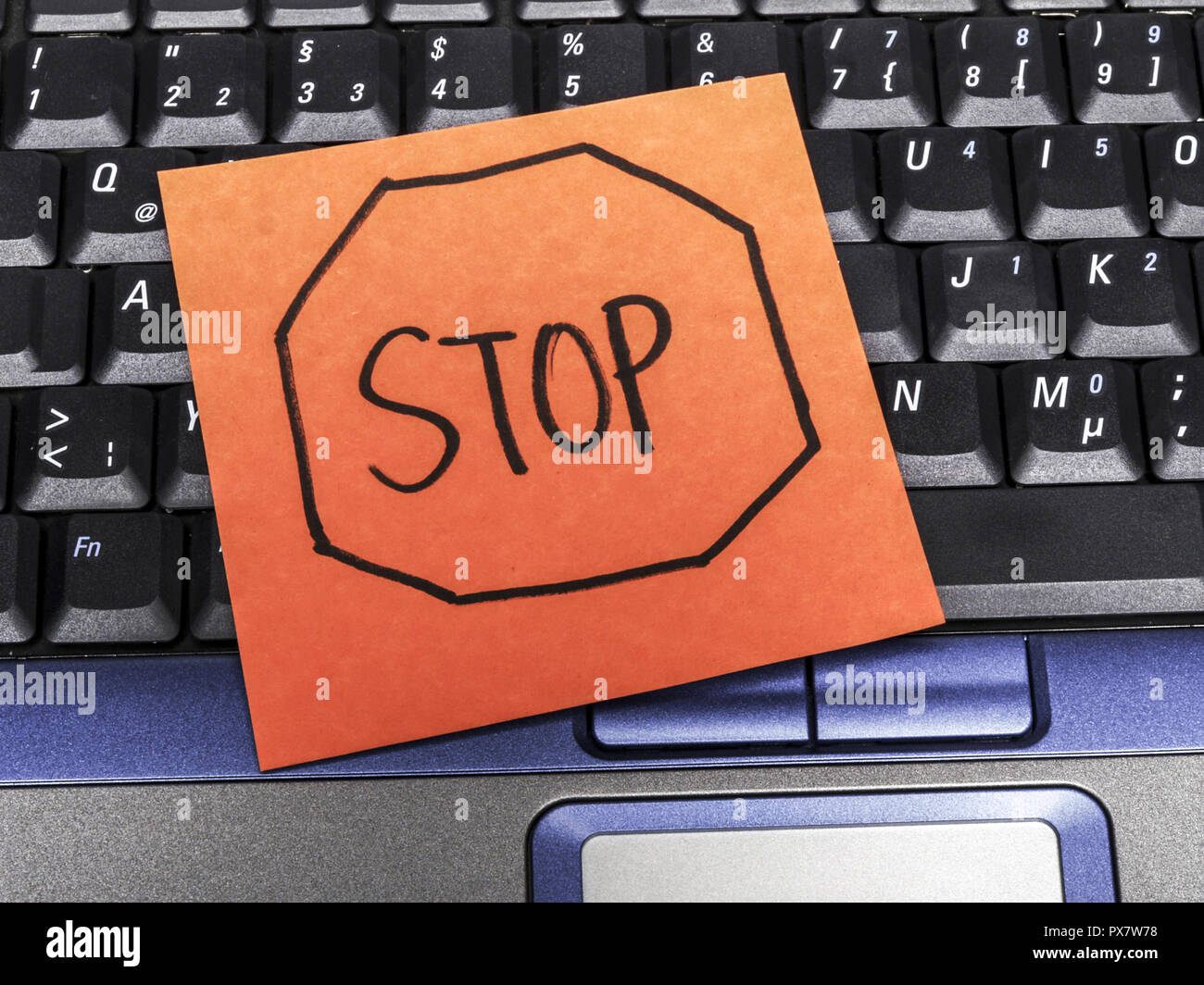 Memo note on notebook, drawing of stop street sign Stock Photo - Alamy